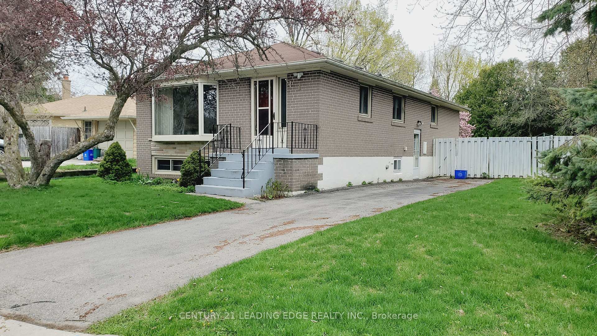 1 Ottawa Court, Aurora, ON L4G 2Y6