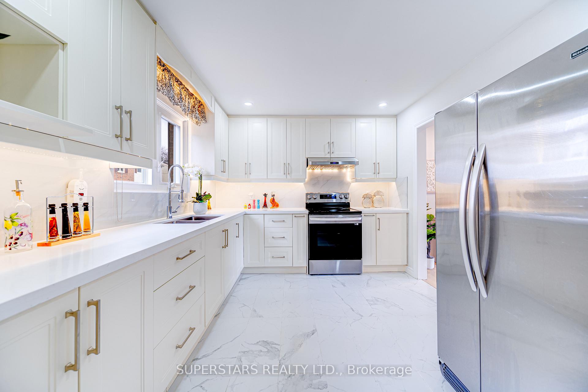 10 - 270 Timberbank Boulevard, Toronto, ON M1W 2M1