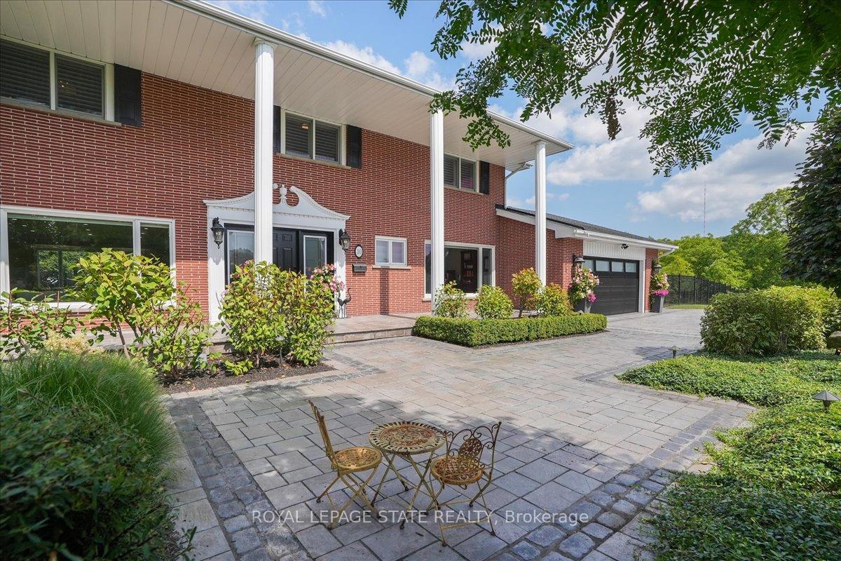 10 Azalea Court, Hamilton, ON L8J 1K4