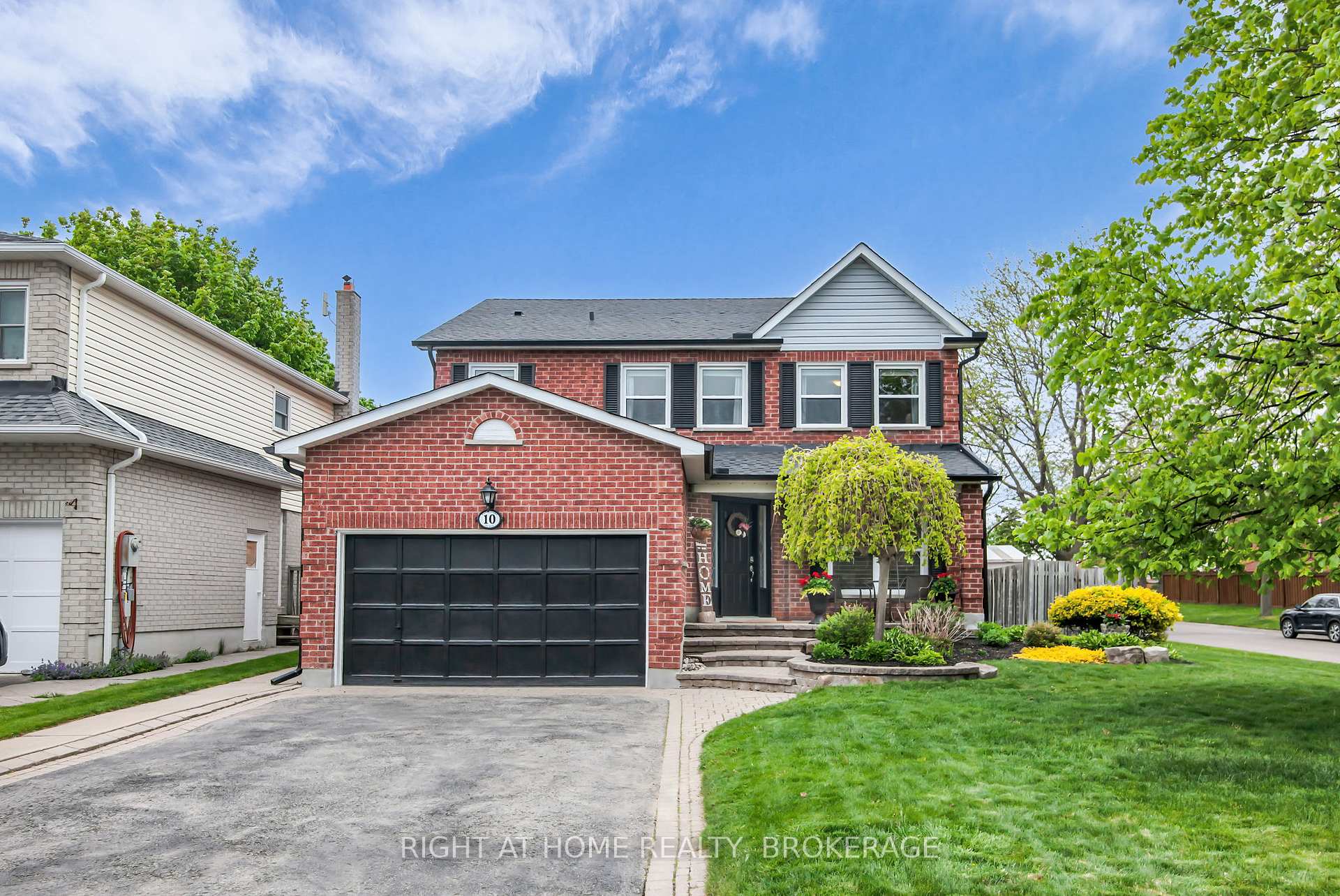 10 Ennisclare Place, Whitby, ON L1R 1R9