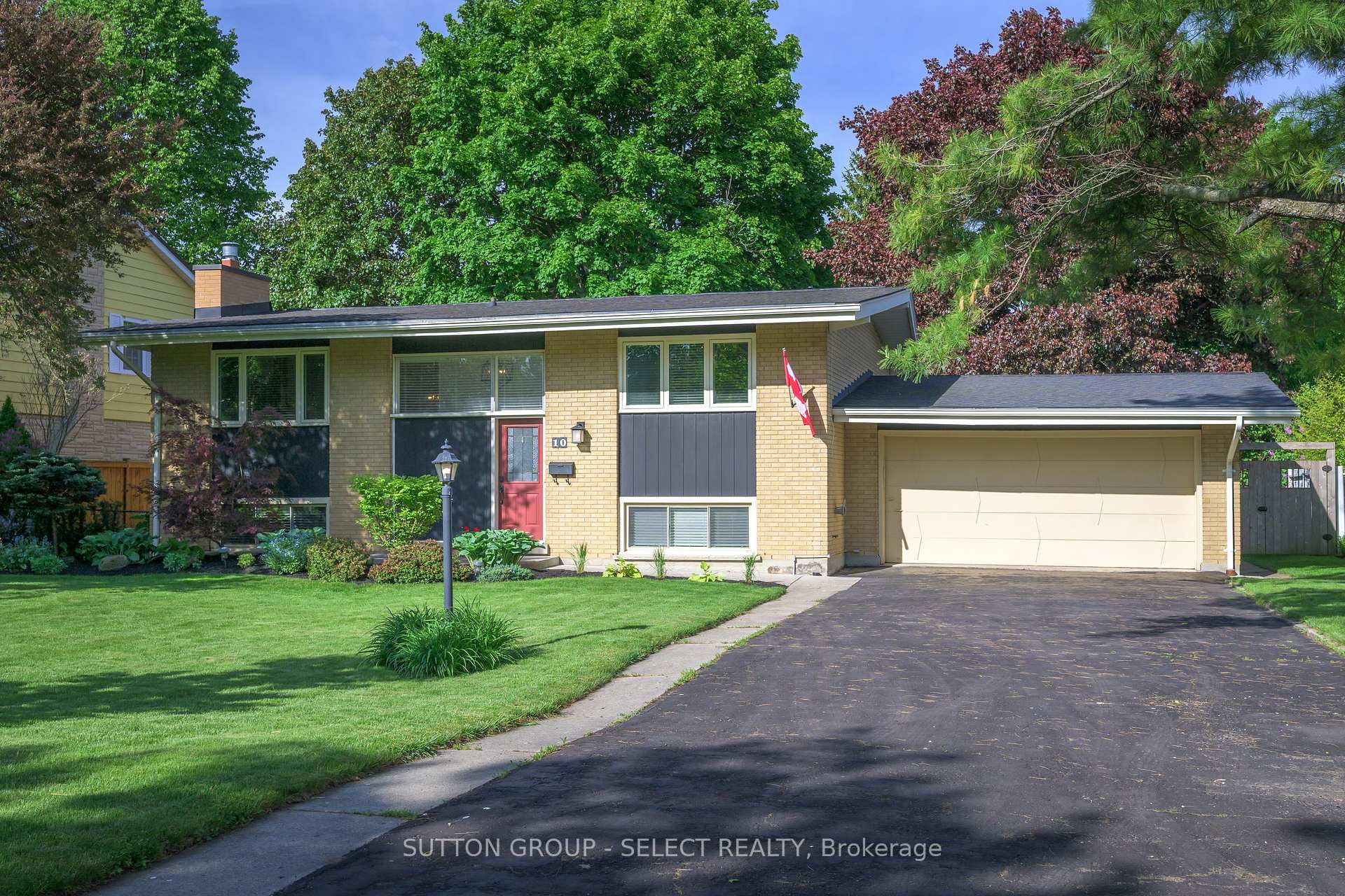 10 Farm Manor Court, London North, ON N6H 4J3