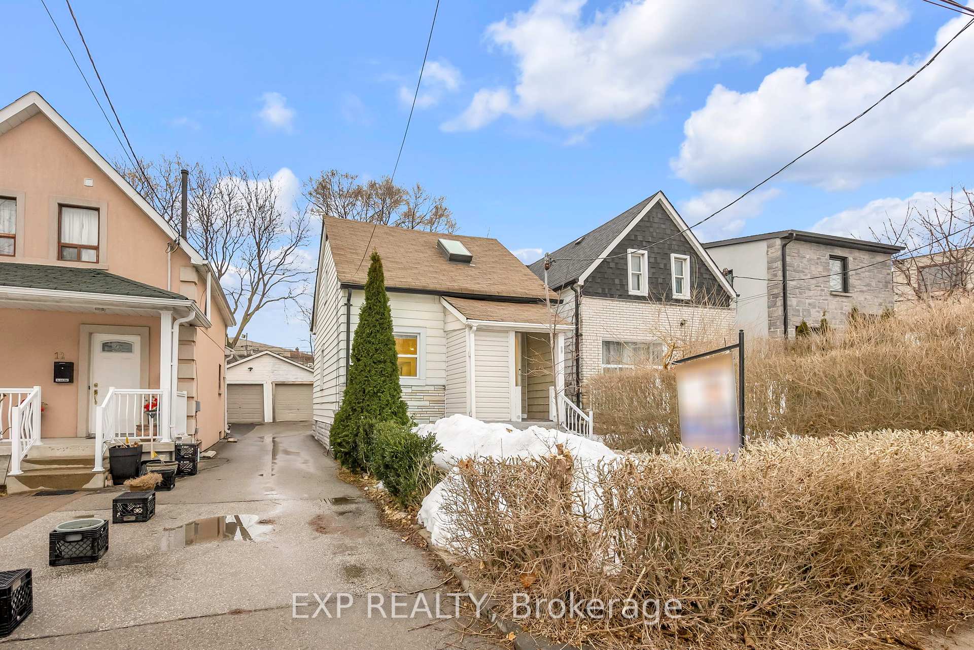 10 Hillary Avenue, Toronto, ON M6N 2B8