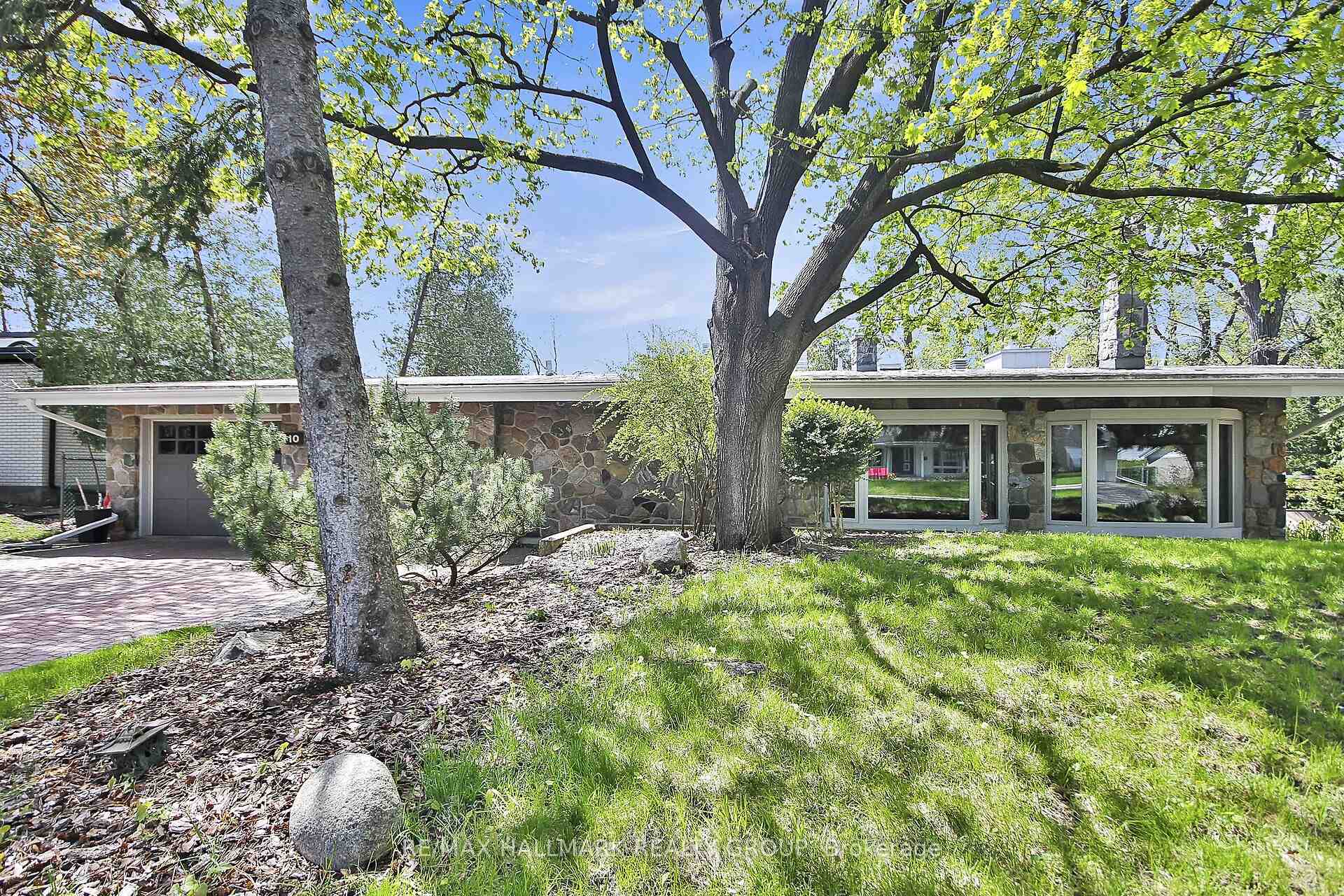 10 Qualicum Street, Qualicum - Bruce Farm - Greenbelt and Area, ON K2H 7G8