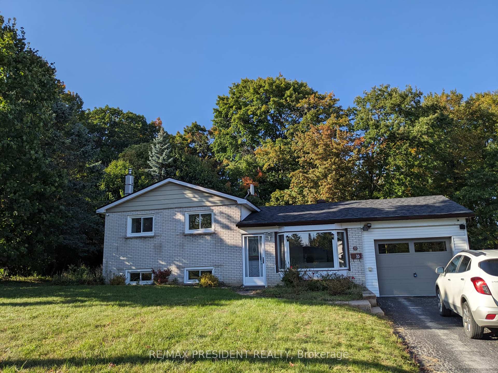 10 SANDRA Drive, Orillia, ON L3V 3G7
