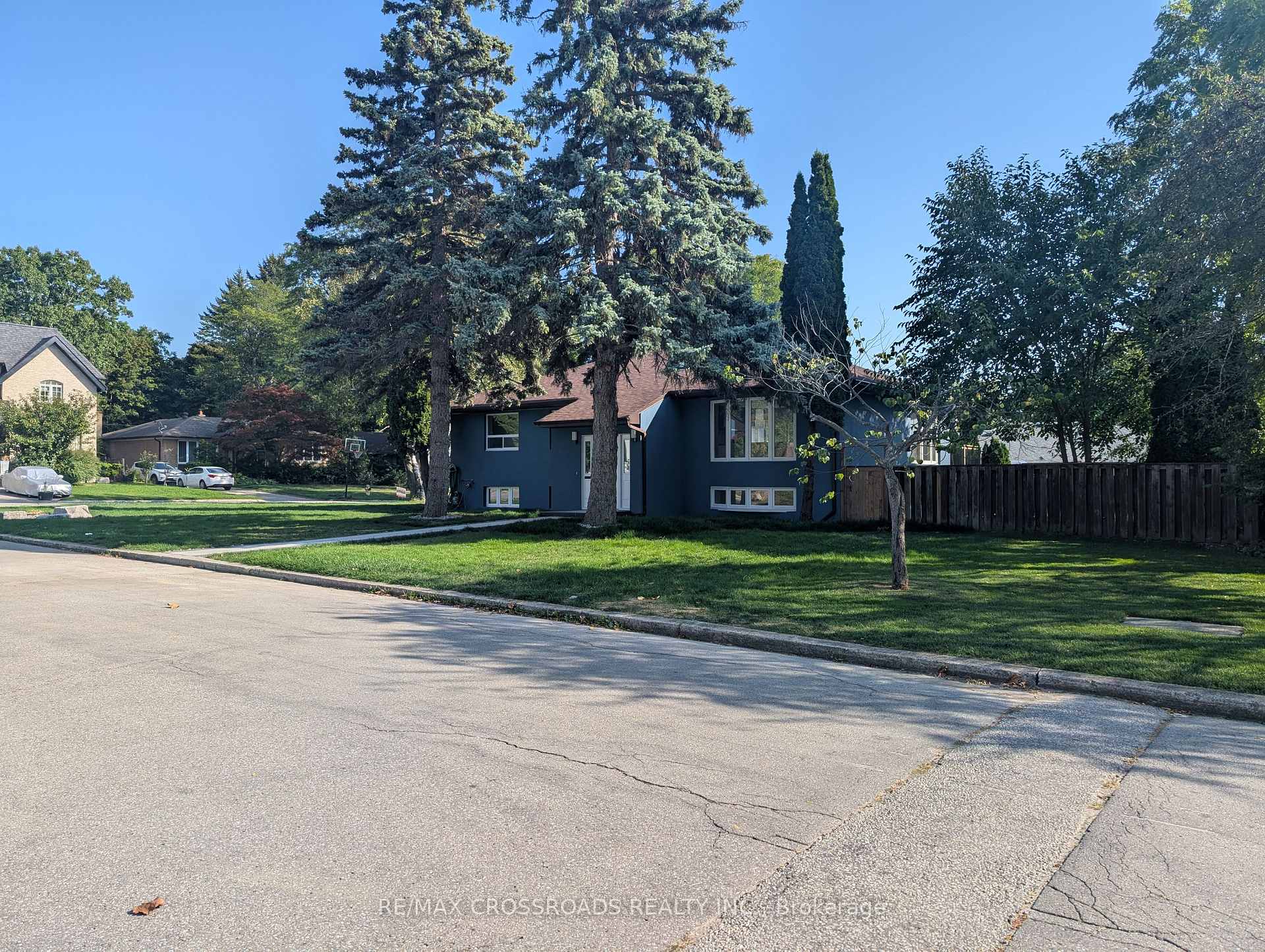 10 Tangmere Road, Toronto, ON M3B 2N1