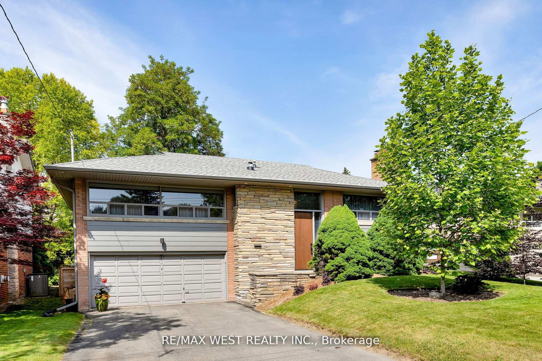 10 Vanellan Court, Toronto, ON M8Z 4A5