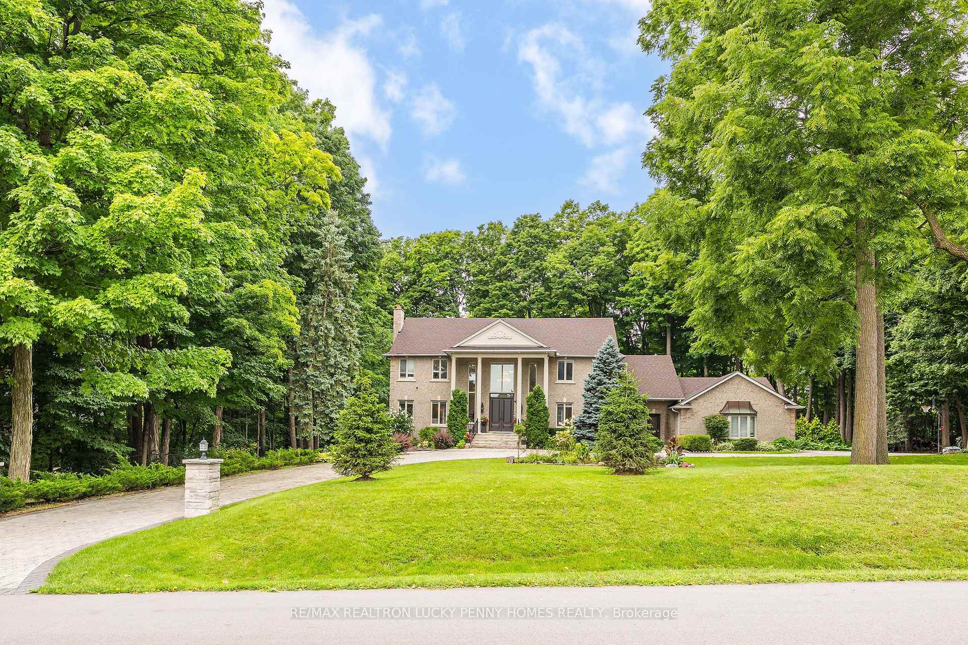 10 Walnut Glen Place, Markham, ON L6C 1A3