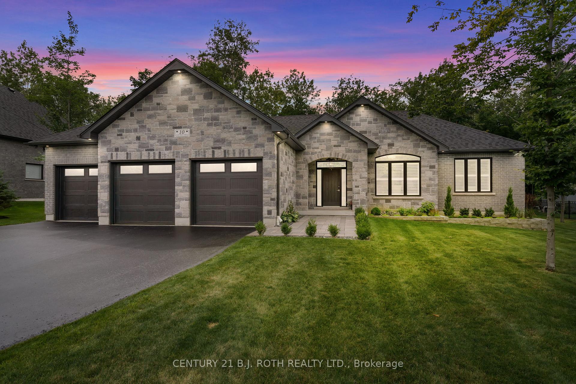 10 Walter James Parkway, Springwater, ON L9X 2A6