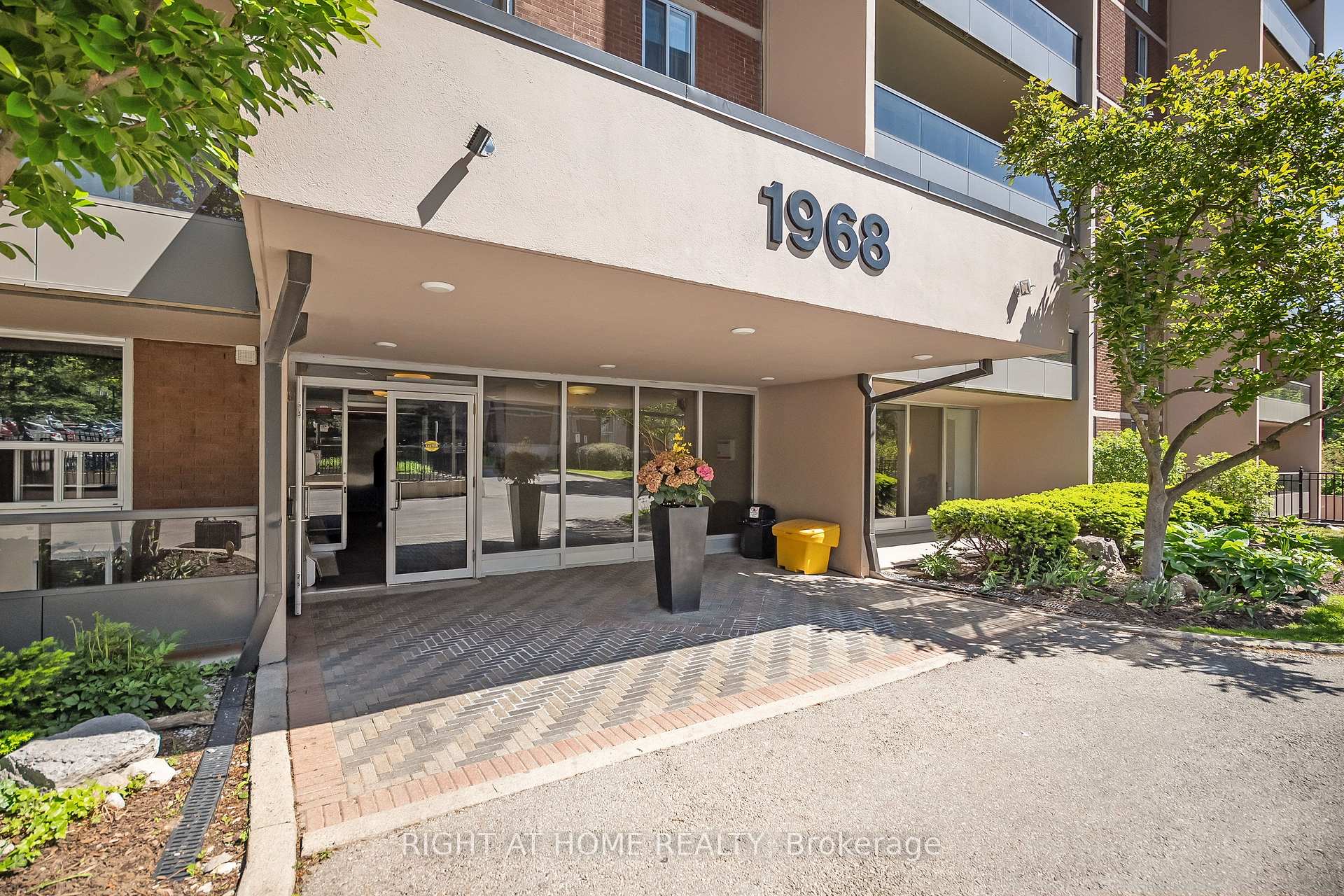 1004 - 1968 Main Street W, Hamilton, ON L8S 1J7