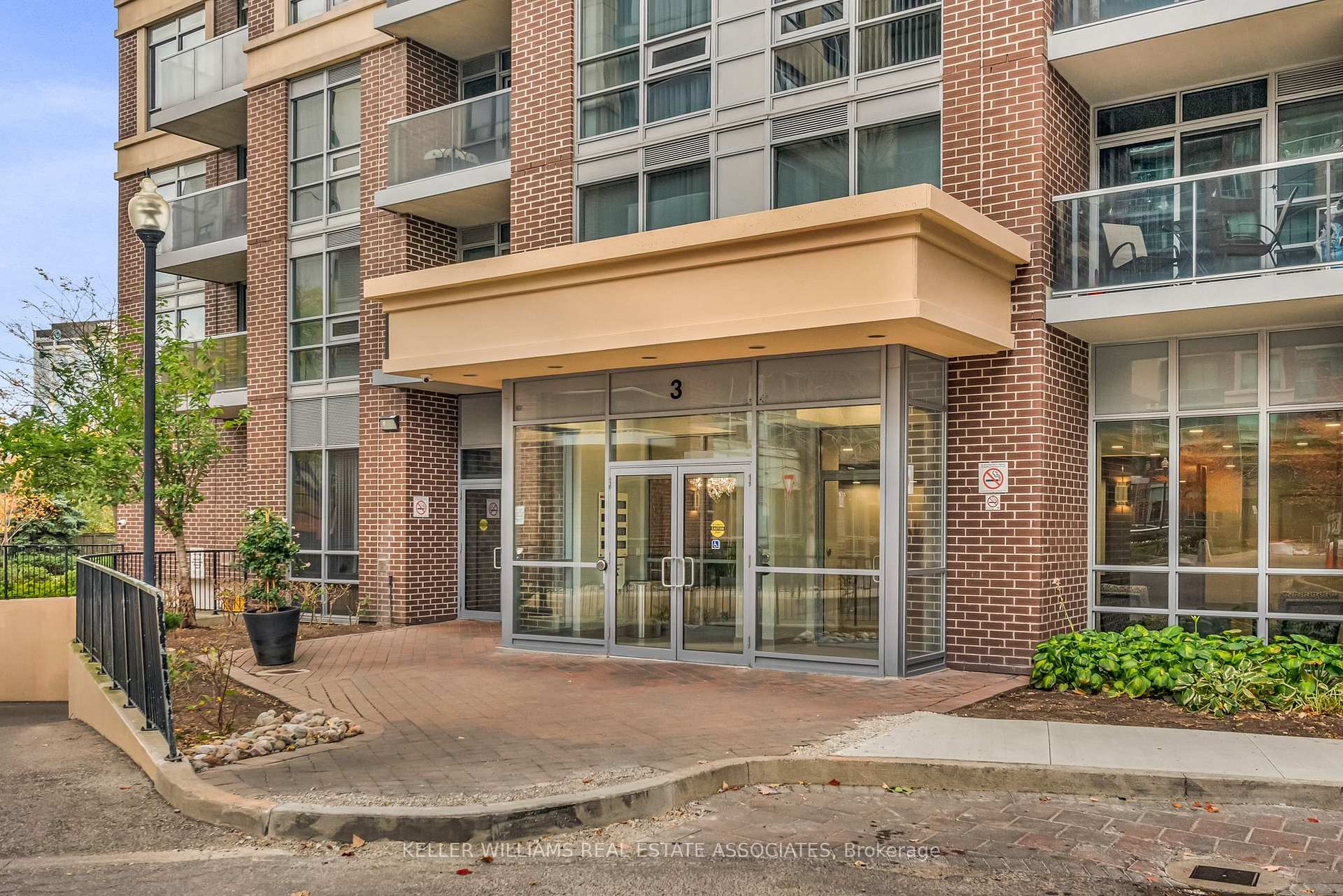 1004 - 3 Michael Power Place, Toronto, ON M9A 0A2