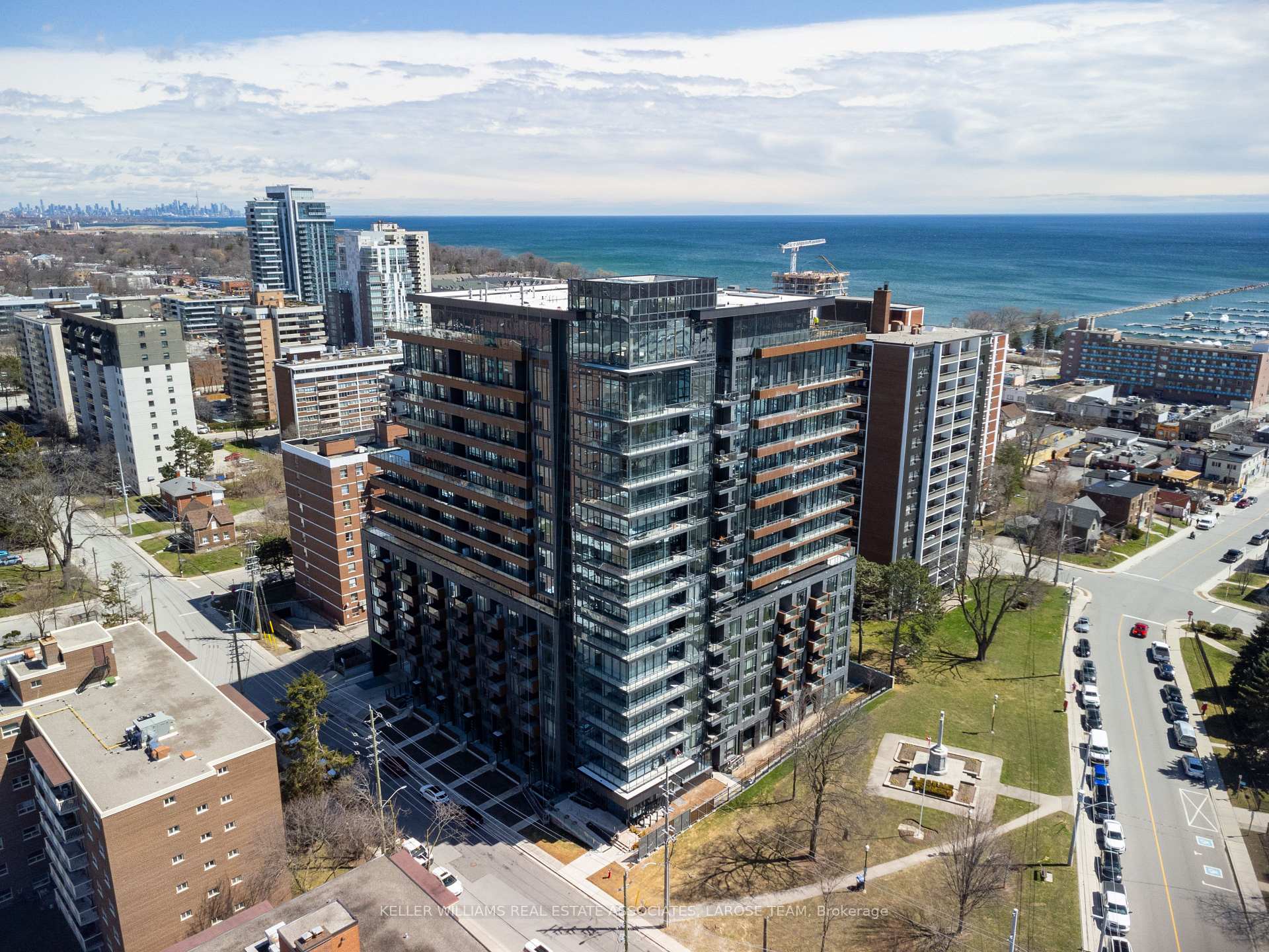 1008 - 21 Park Street E, Mississauga, ON L5G 1L7