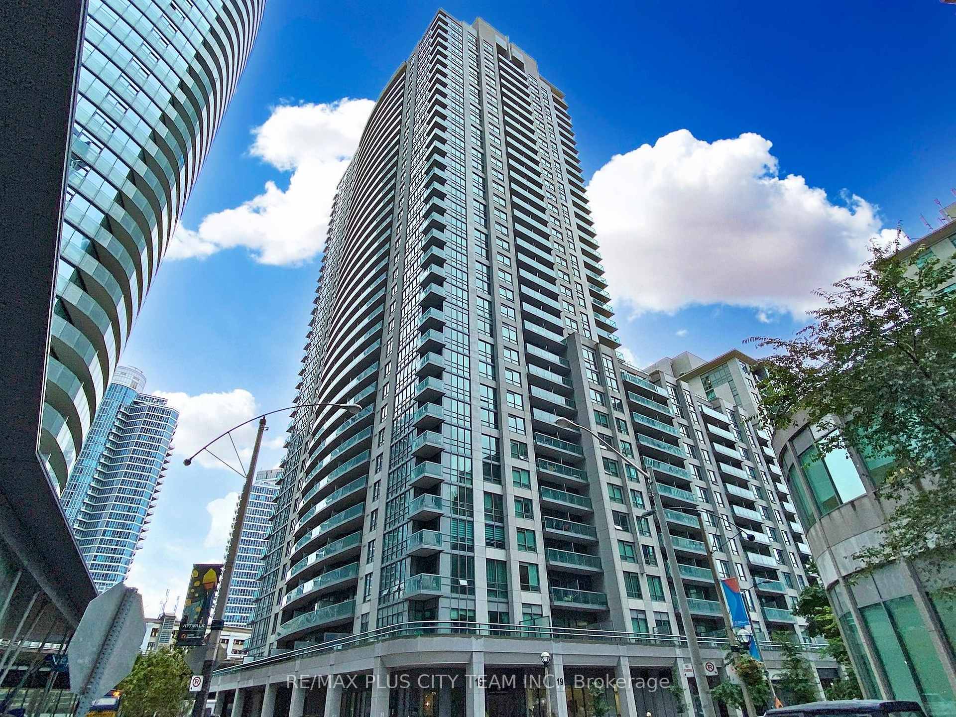 1009 - 19 Grand Trunk Crescent, Toronto, ON M5J 3A3