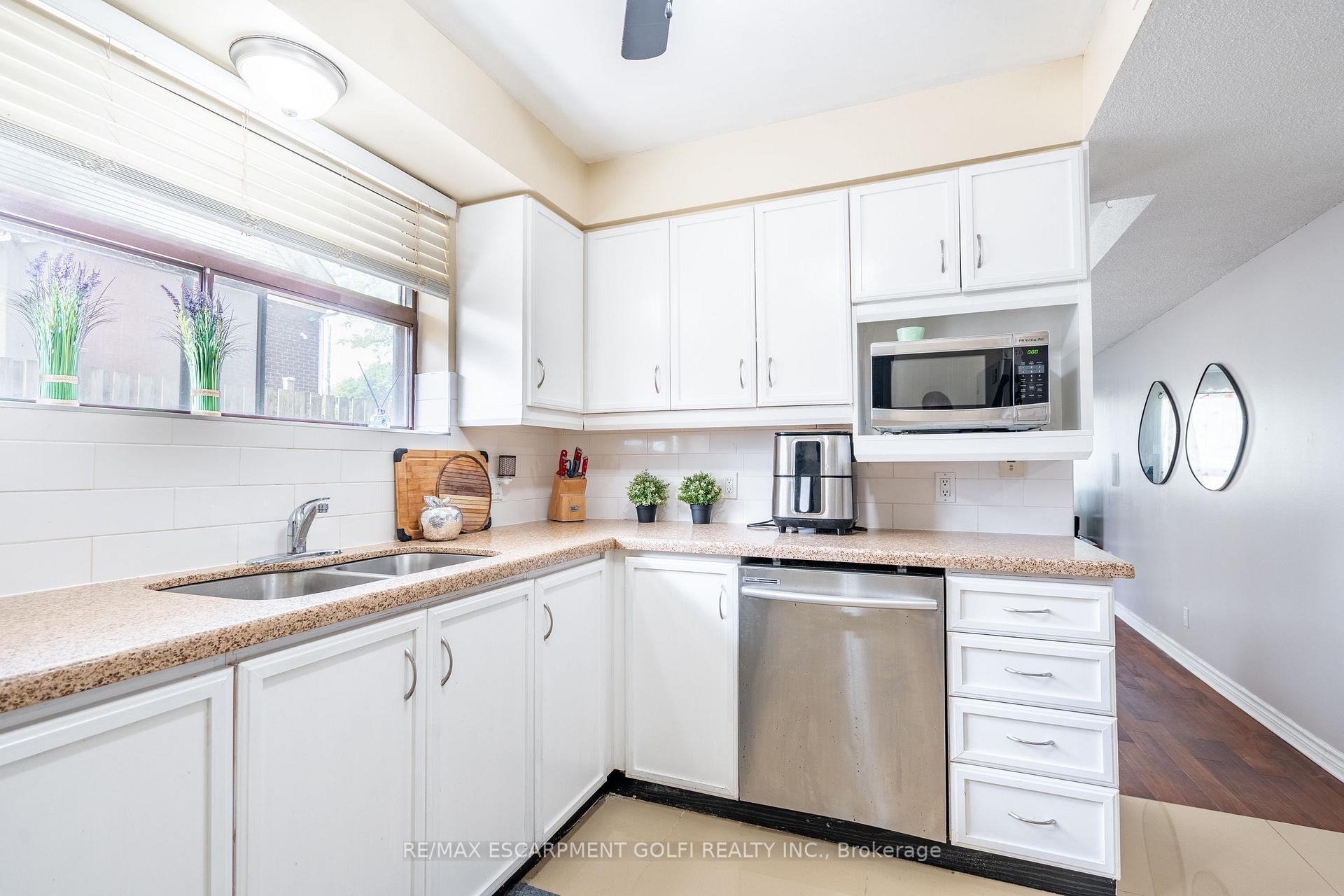 101 - 4872 Valley Way, Niagara Falls, ON L2E 1W3