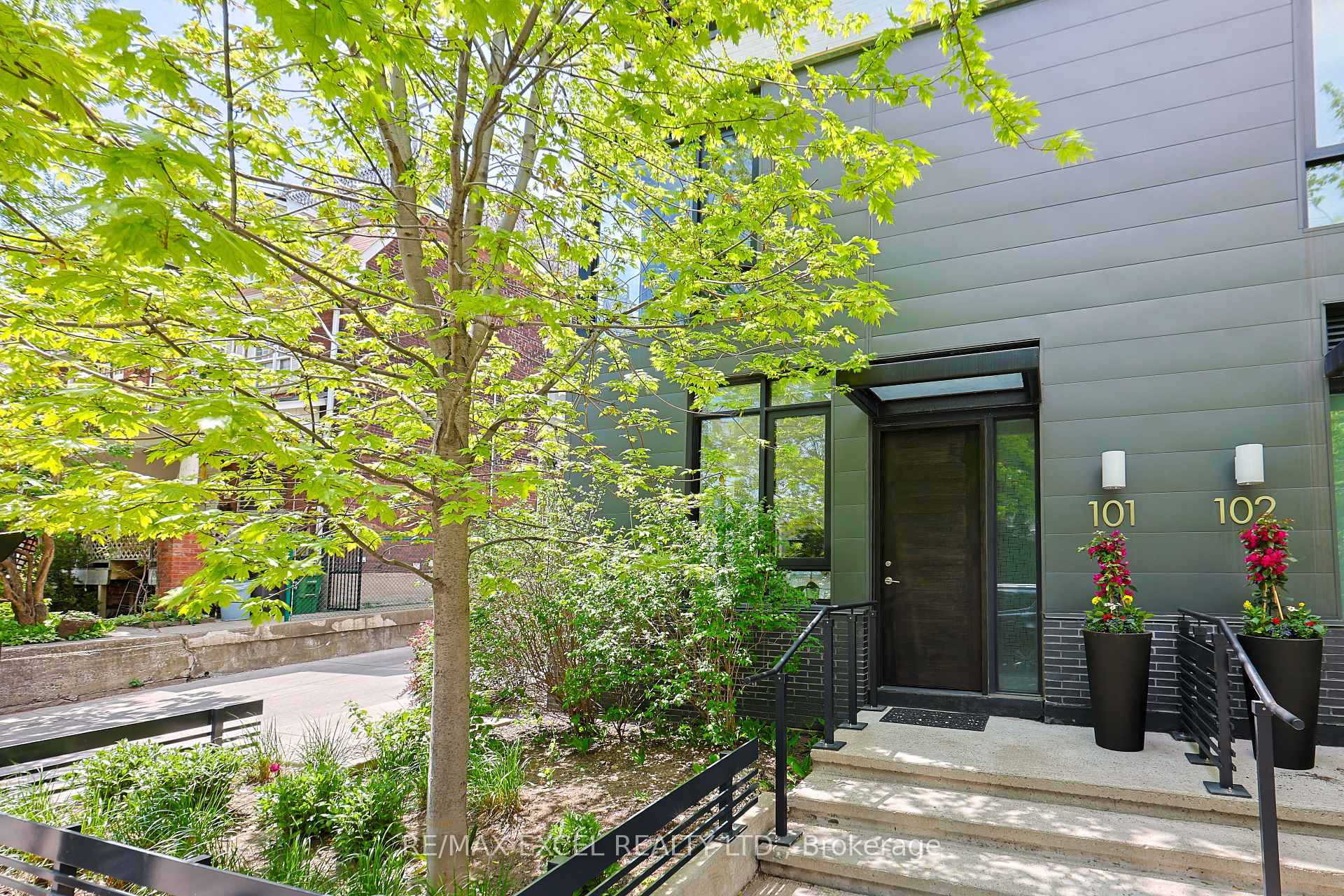 101 - 530 Indian Grove, Toronto, ON M6P 2J1