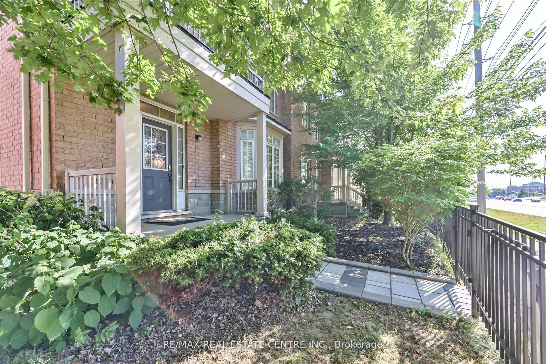 101 Barkdale Way, Whitby, ON L1N 0G1
