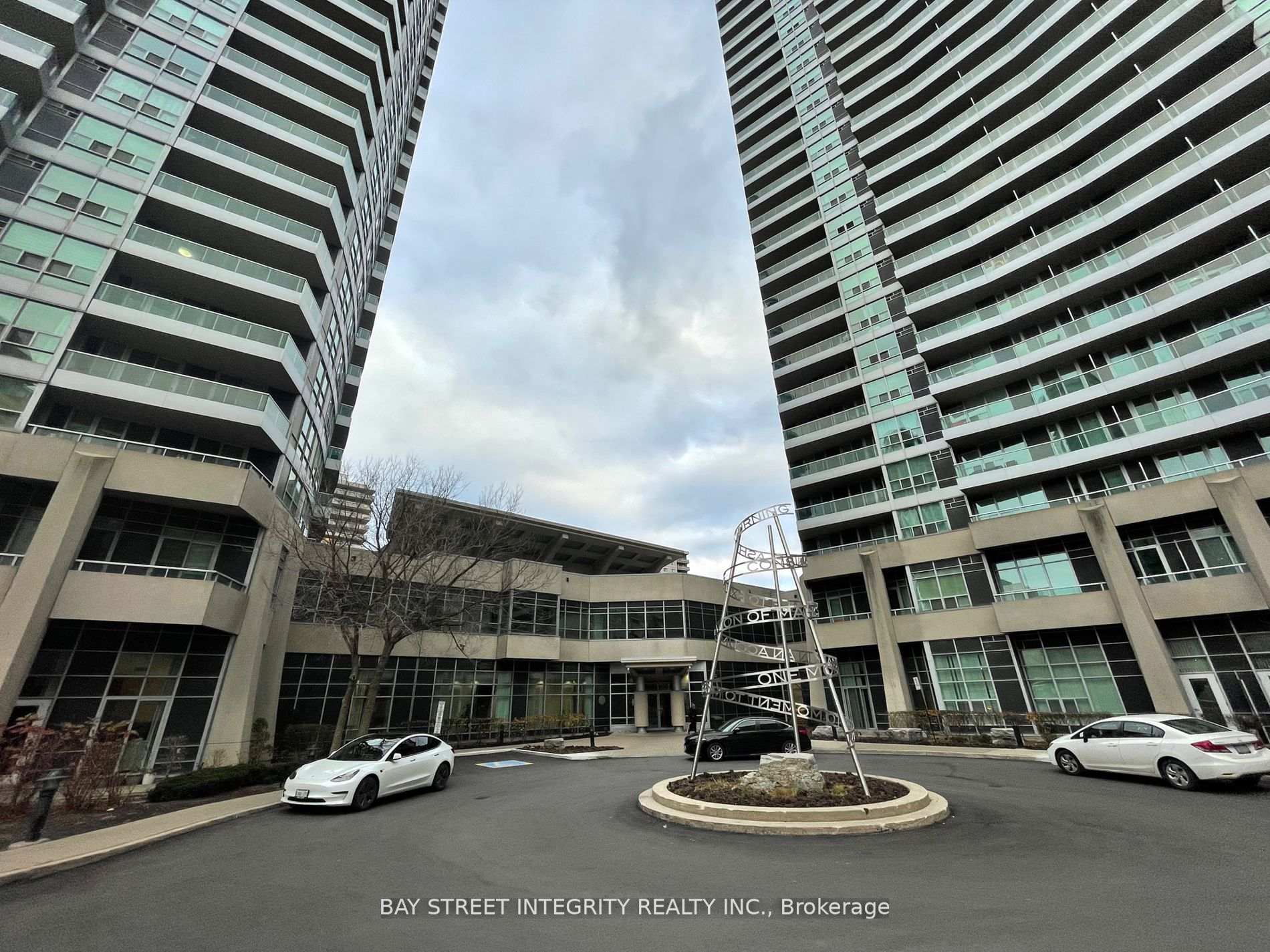 1010 - 1 Elm Drive, Mississauga, ON L5B 4M1