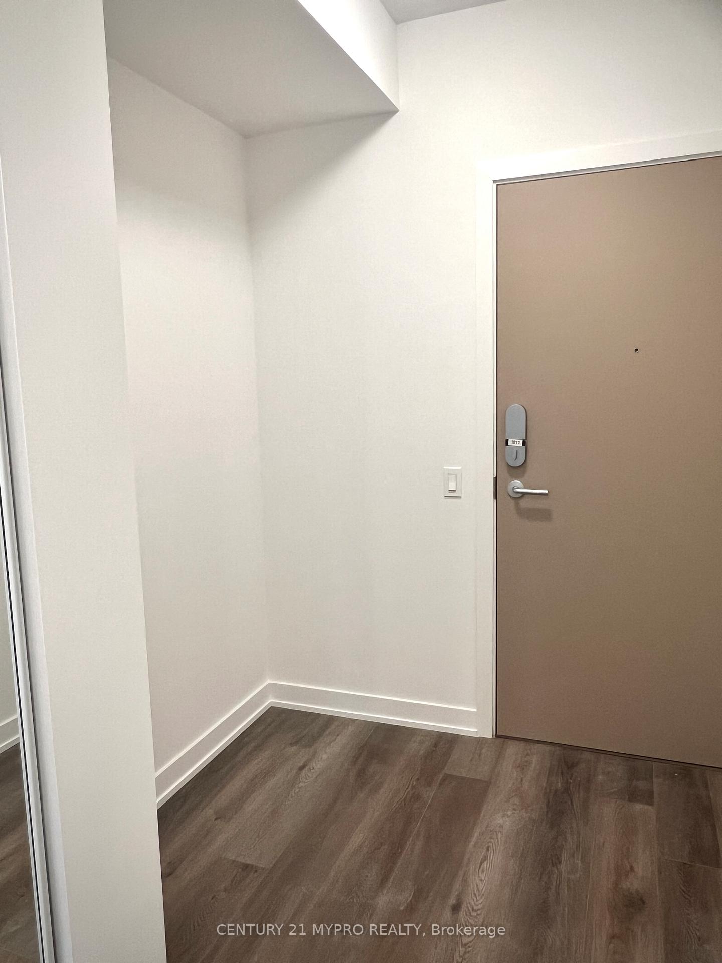 1011 - 1 Quarrington Lane, Toronto, ON M3C 1H7