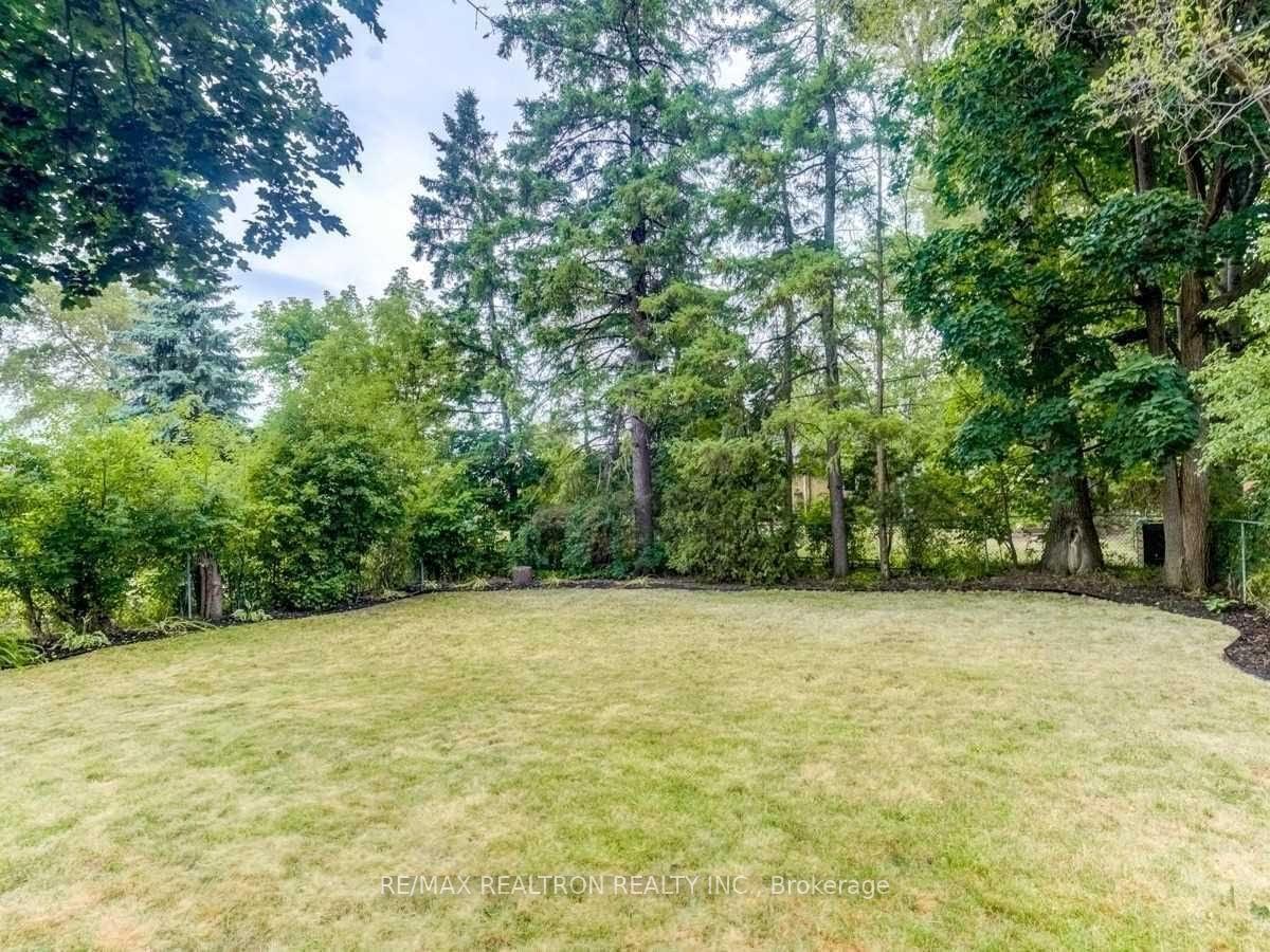 102 Drewry Avenue, Toronto, ON M2M 1C8