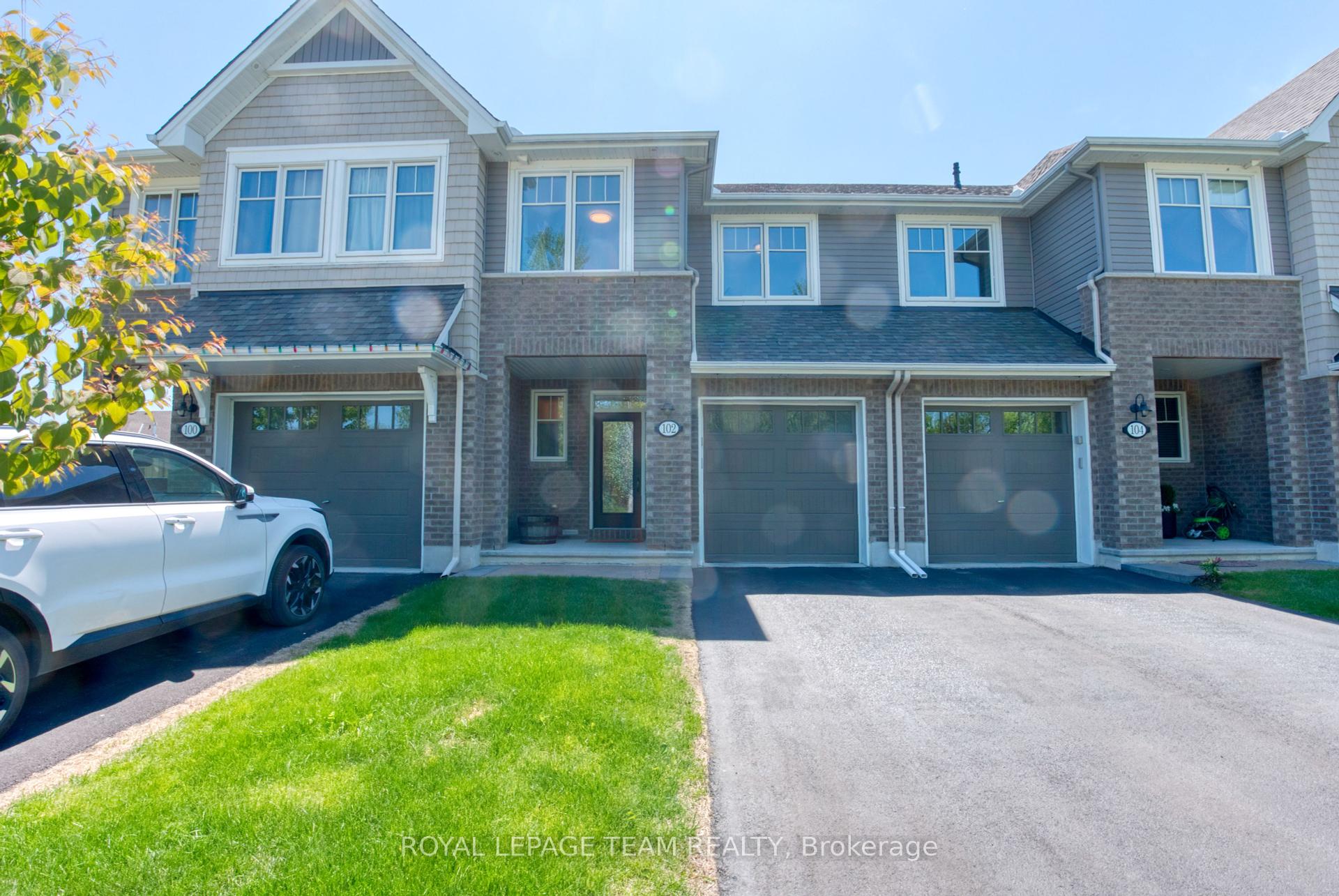 102 Helen Rapp Way, Blossom Park - Airport and Area, ON K1T 0N4