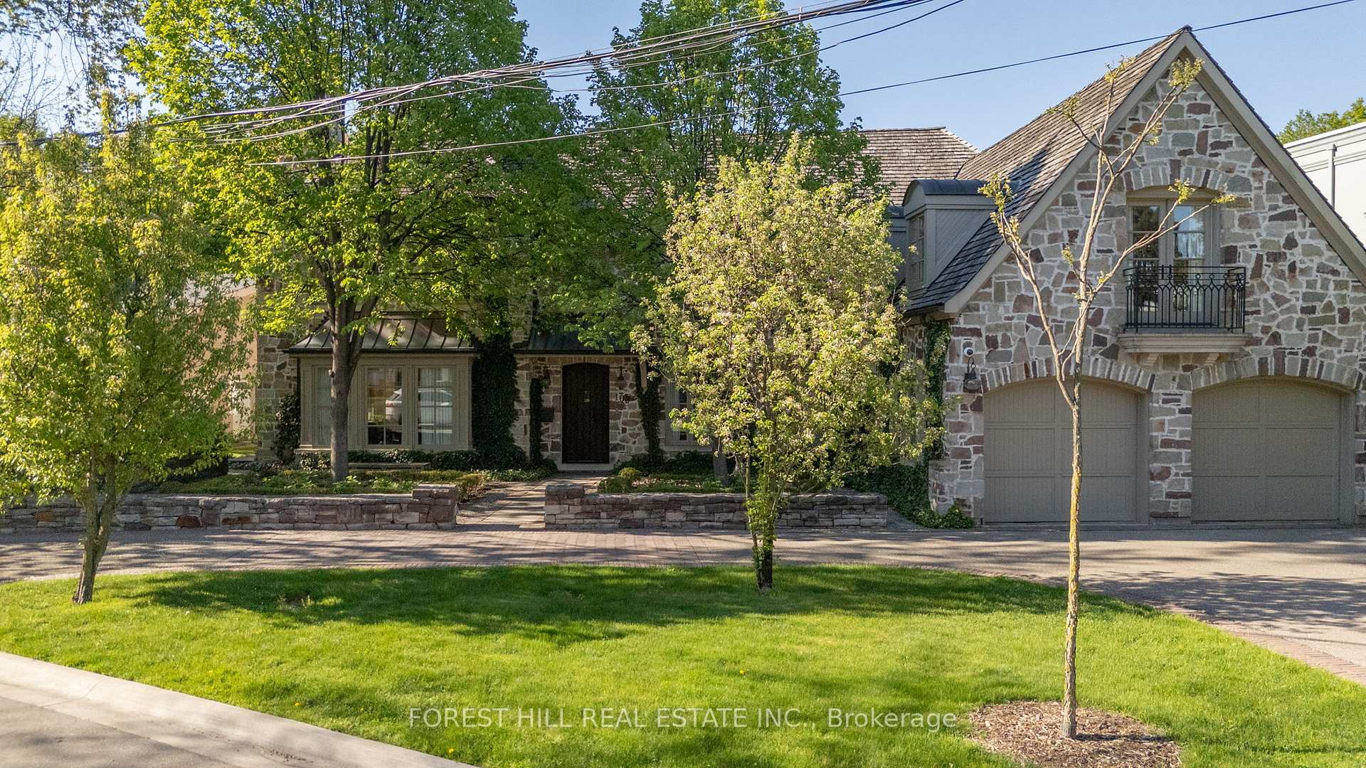 102 Sandringham Drive, Toronto, ON M3H 1C9