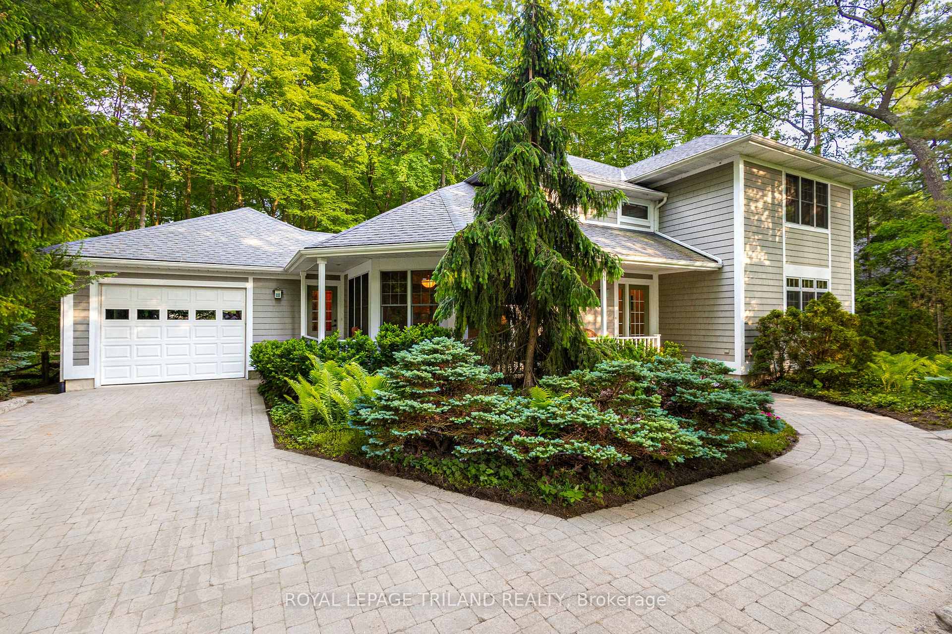 10221 Shoreline Drive, Lambton Shores, ON N0M 1T0