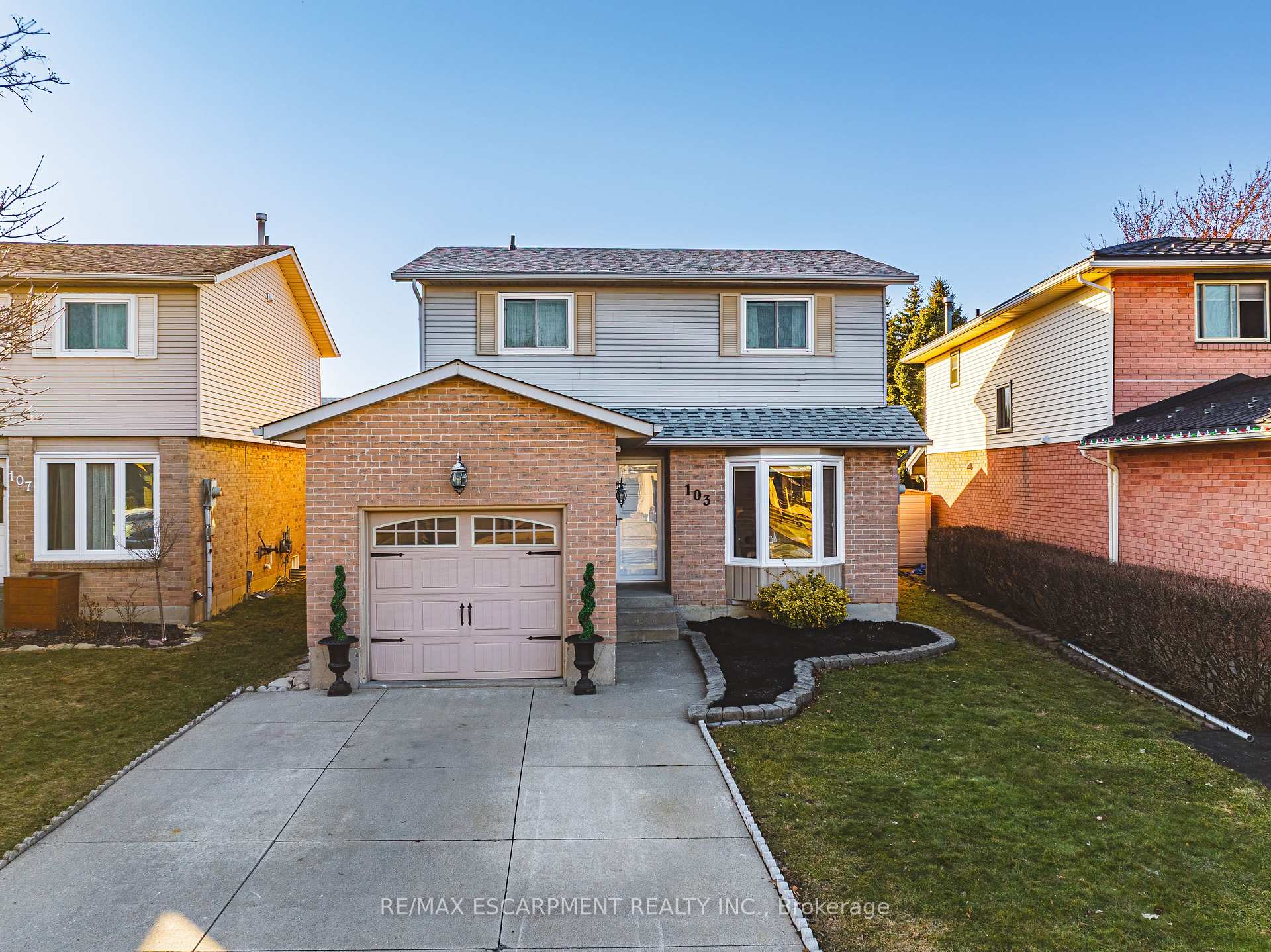 103 Broughton Avenue, Hamilton, ON L8W 3S7