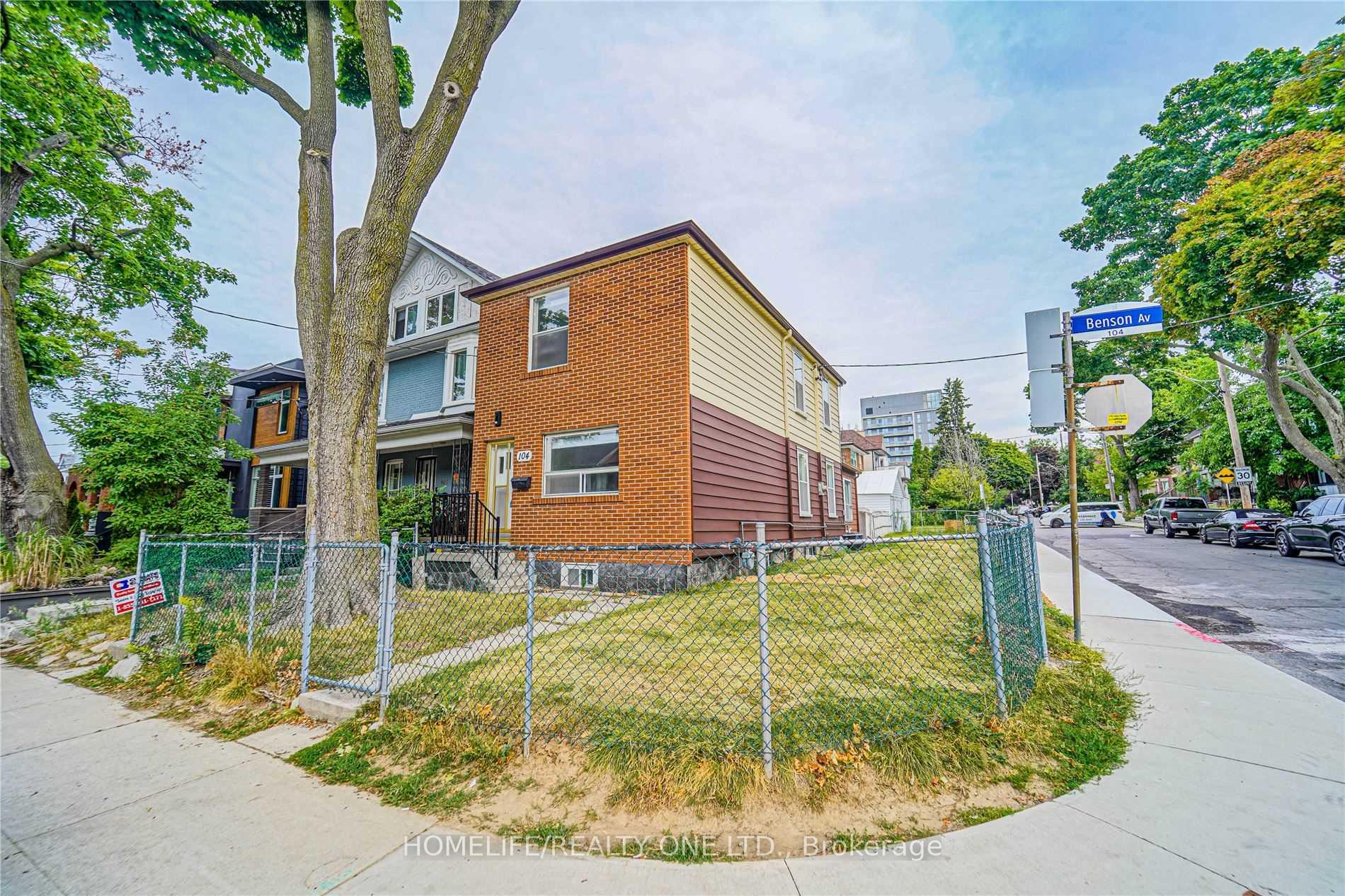Upper - 104 Benson Avenue, Toronto, ON M6G 2J1