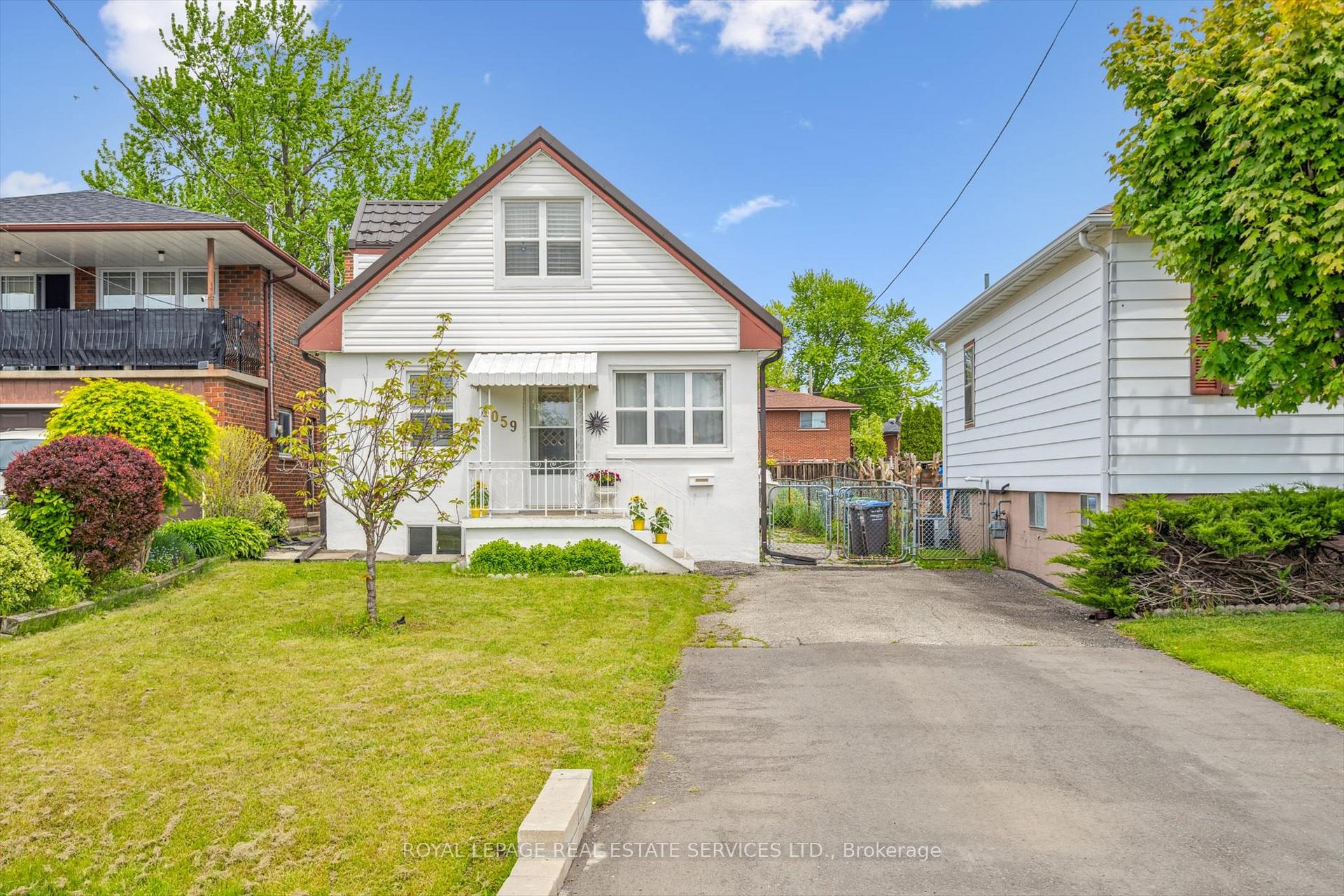 1059 Westmount Avenue, Mississauga, ON L5E 1X5