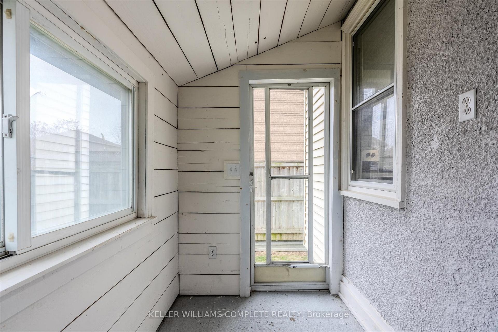 106 Eleanor Avenue, Hamilton, ON L8W 1C8