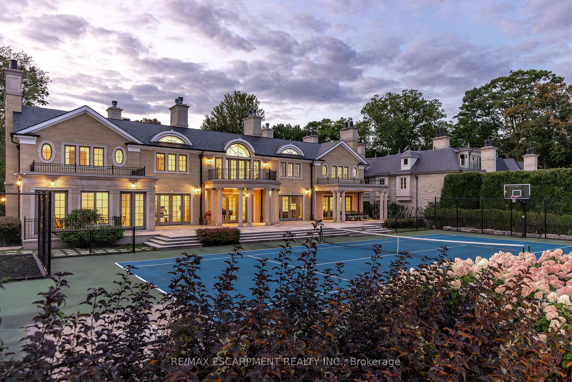 1092 Argyle Drive, Oakville, ON L6J 1A7