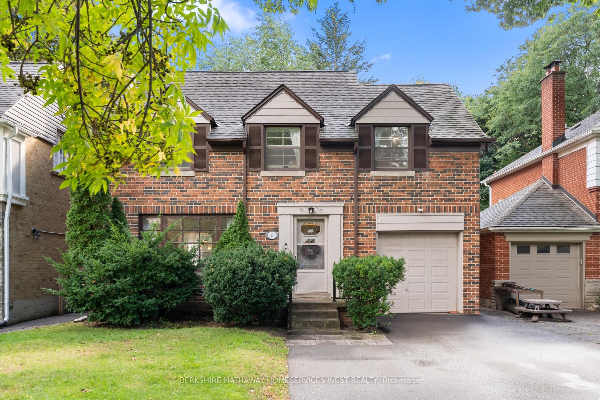 11 Ashton Manor, Toronto, ON M8Y 2N6