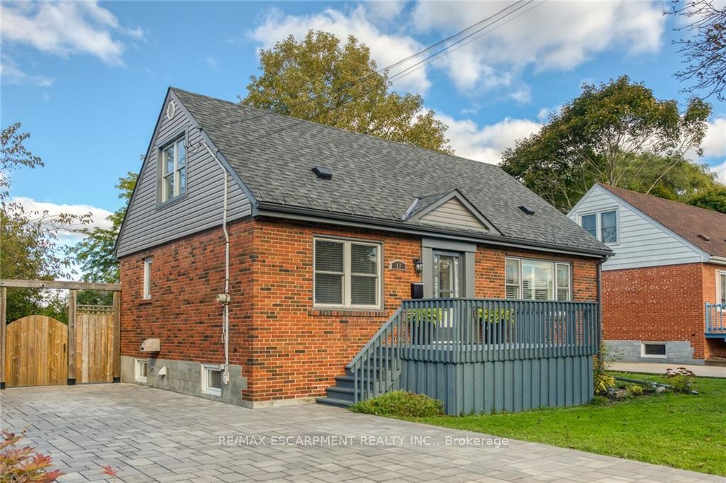 11 Duncombe Drive, Hamilton, ON L9A 2E9