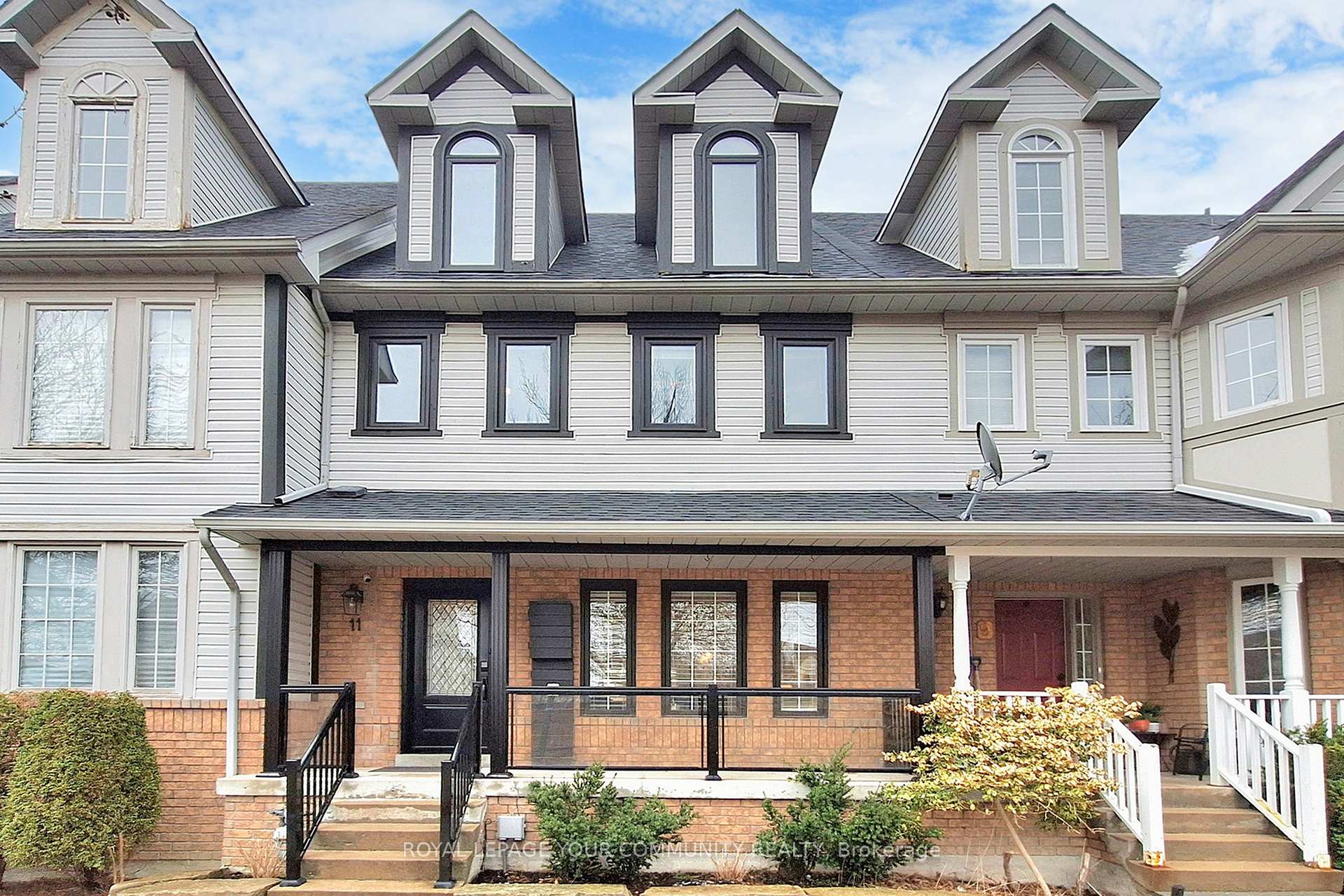 11 Luxton Avenue, Aurora, ON L4G 7J5