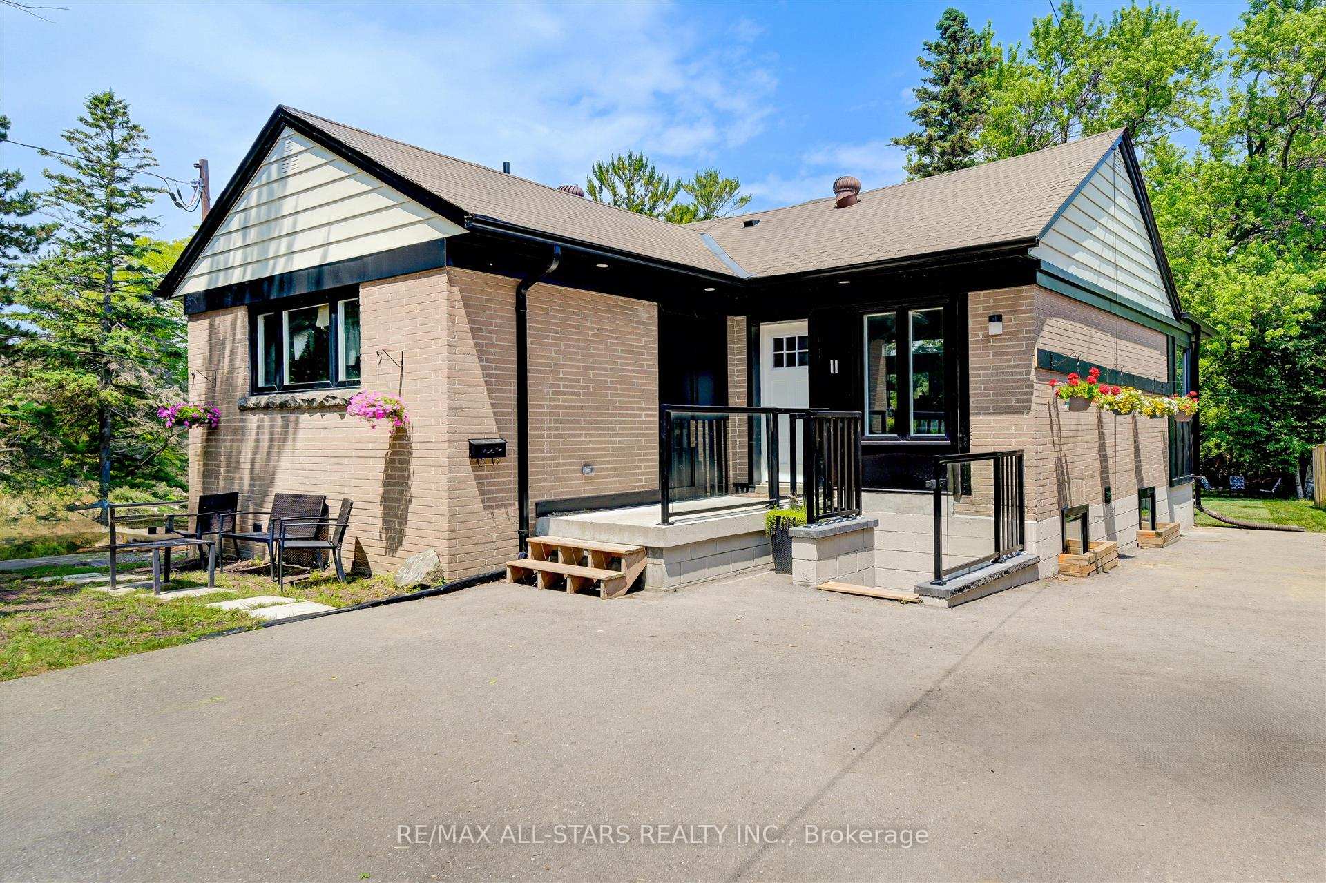 11 Saunders Road, Toronto, ON M1J 3J1