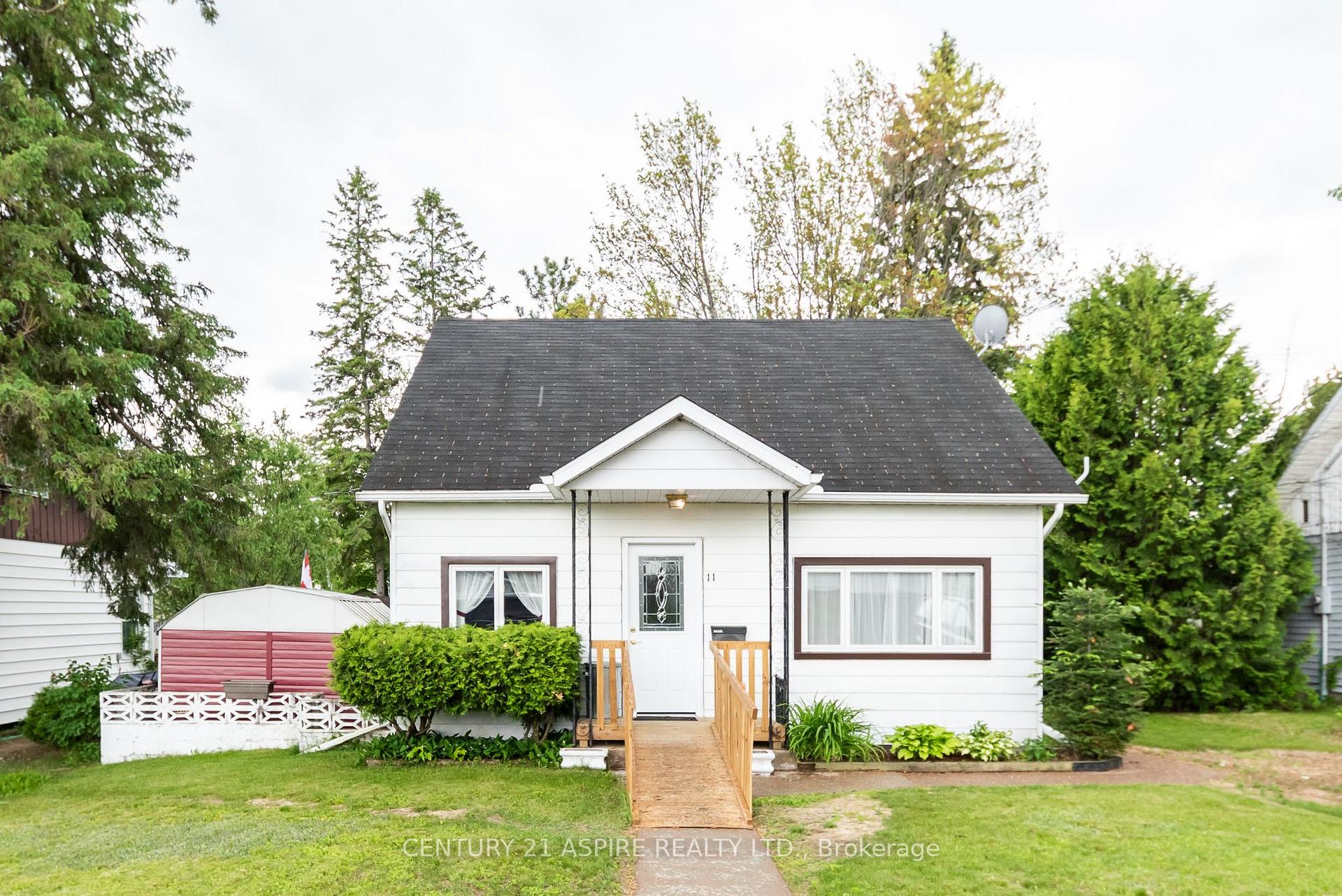 11 Troyes Street, Deep River, ON K0J 1P0
