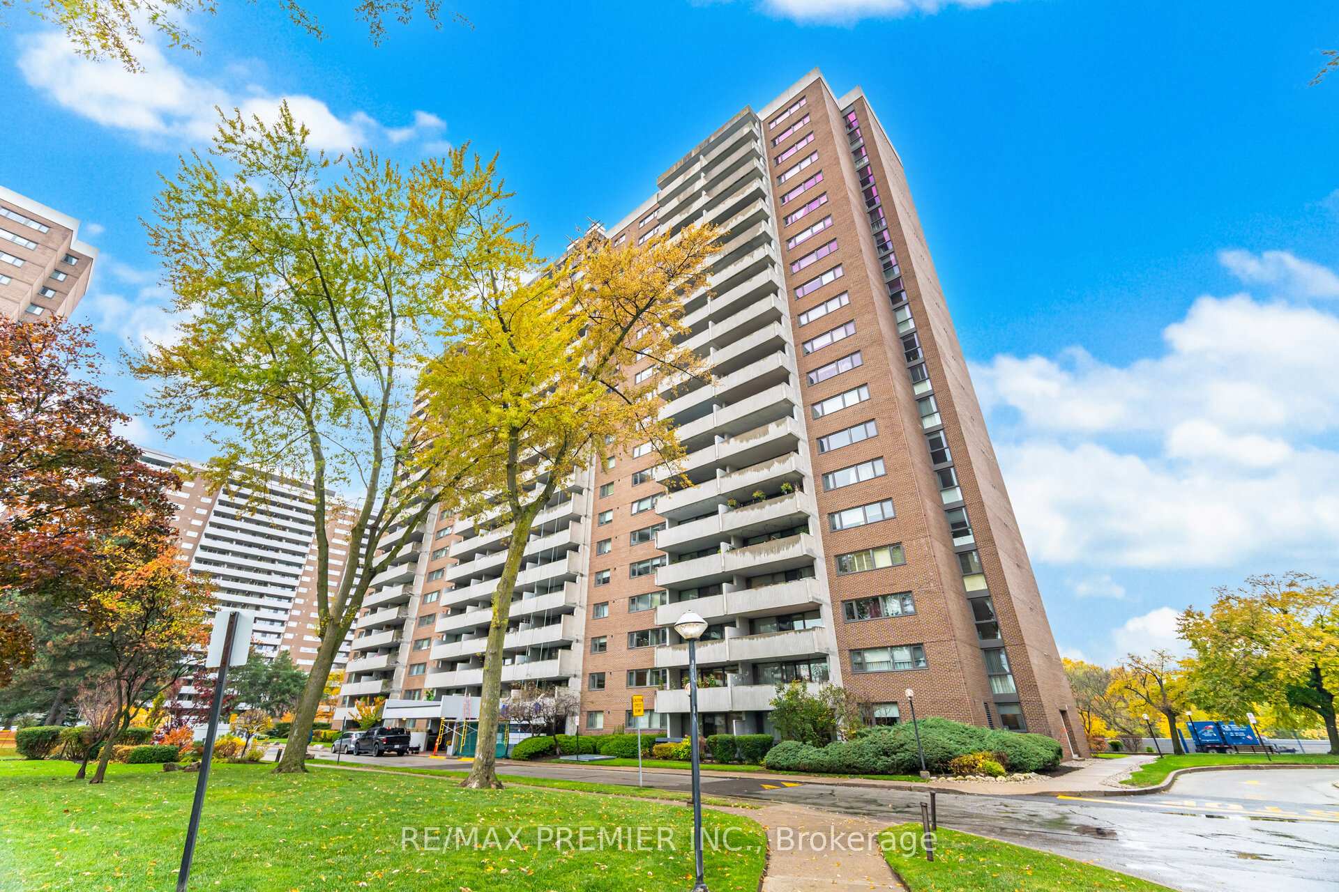 1105 - 260 Scarlett Road, Toronto, ON M6N 4X6