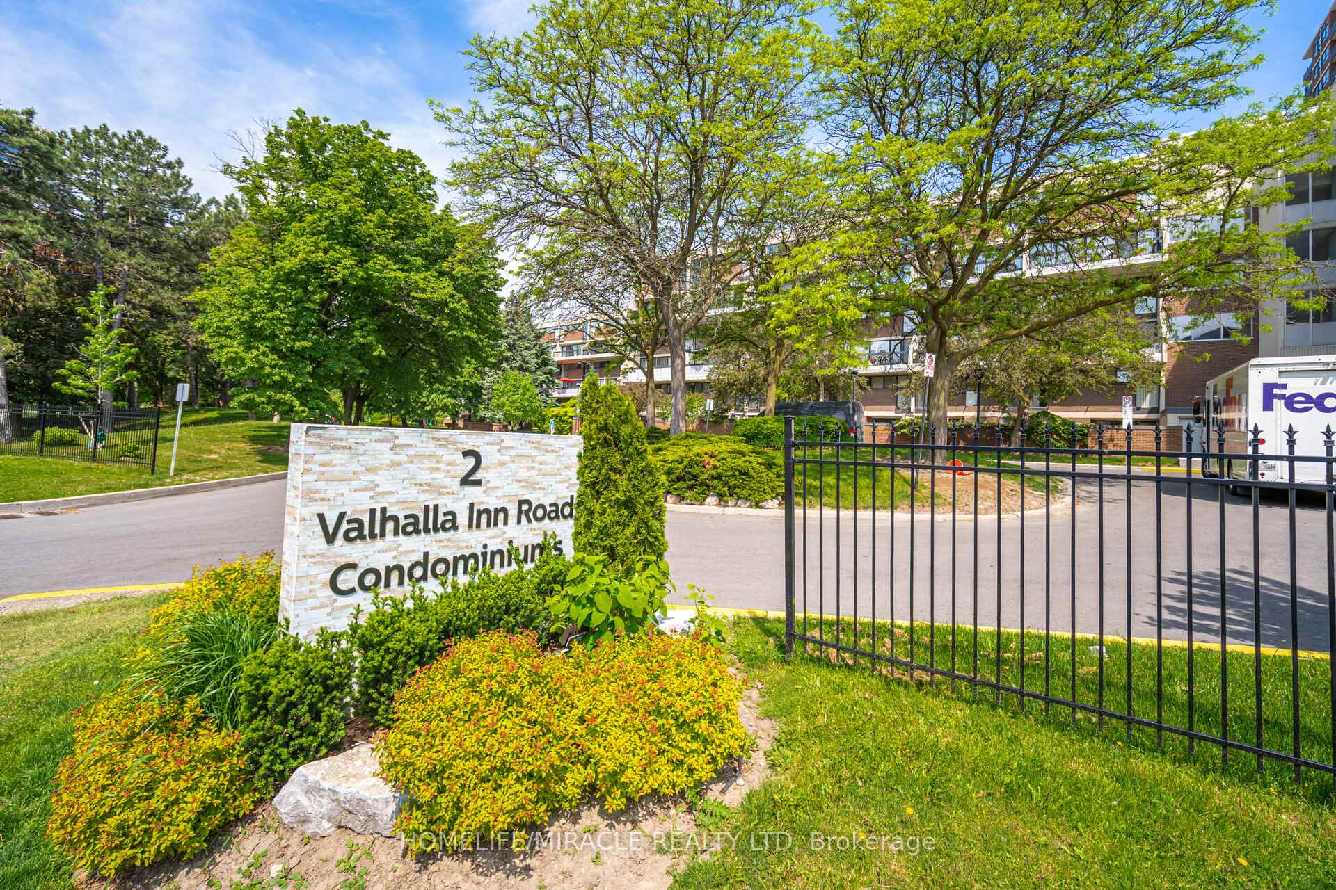 111 - 2 Valhalla Inn Road, Toronto, ON M9B 6C3