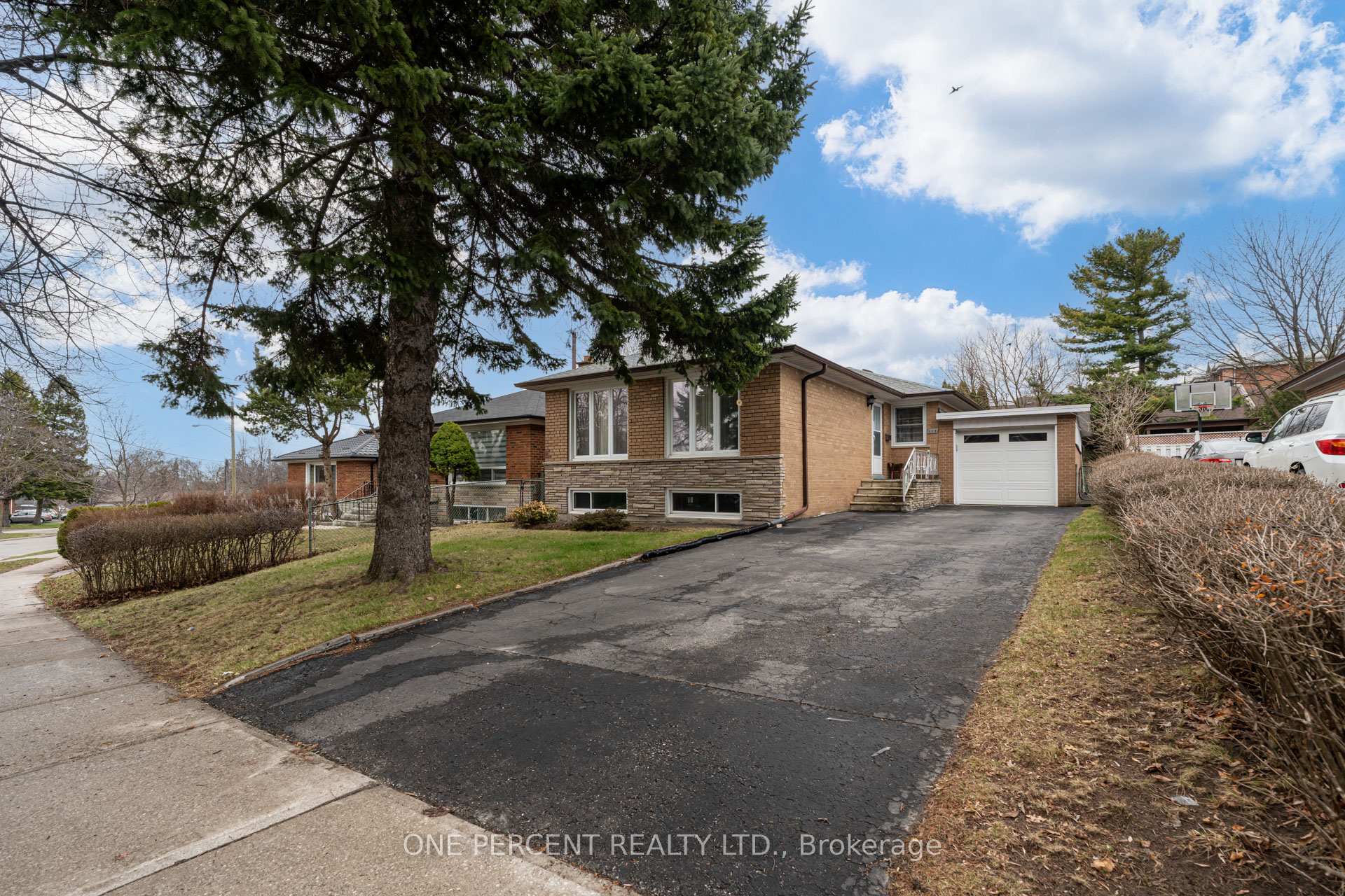 111 Confederation Drive, Toronto, ON M1G 1A4