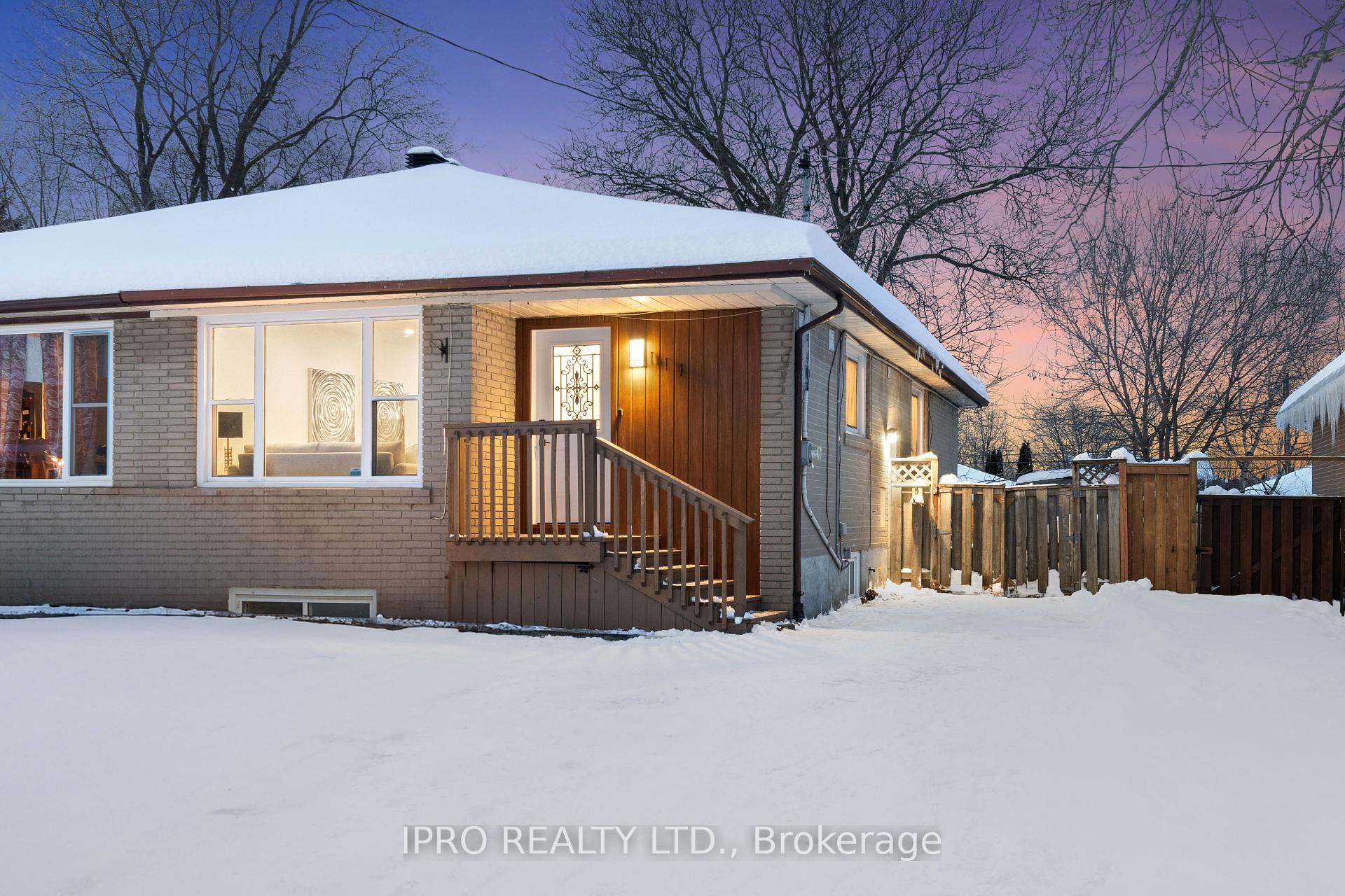 111 Crone Court, Newmarket, ON L3Y 4P1