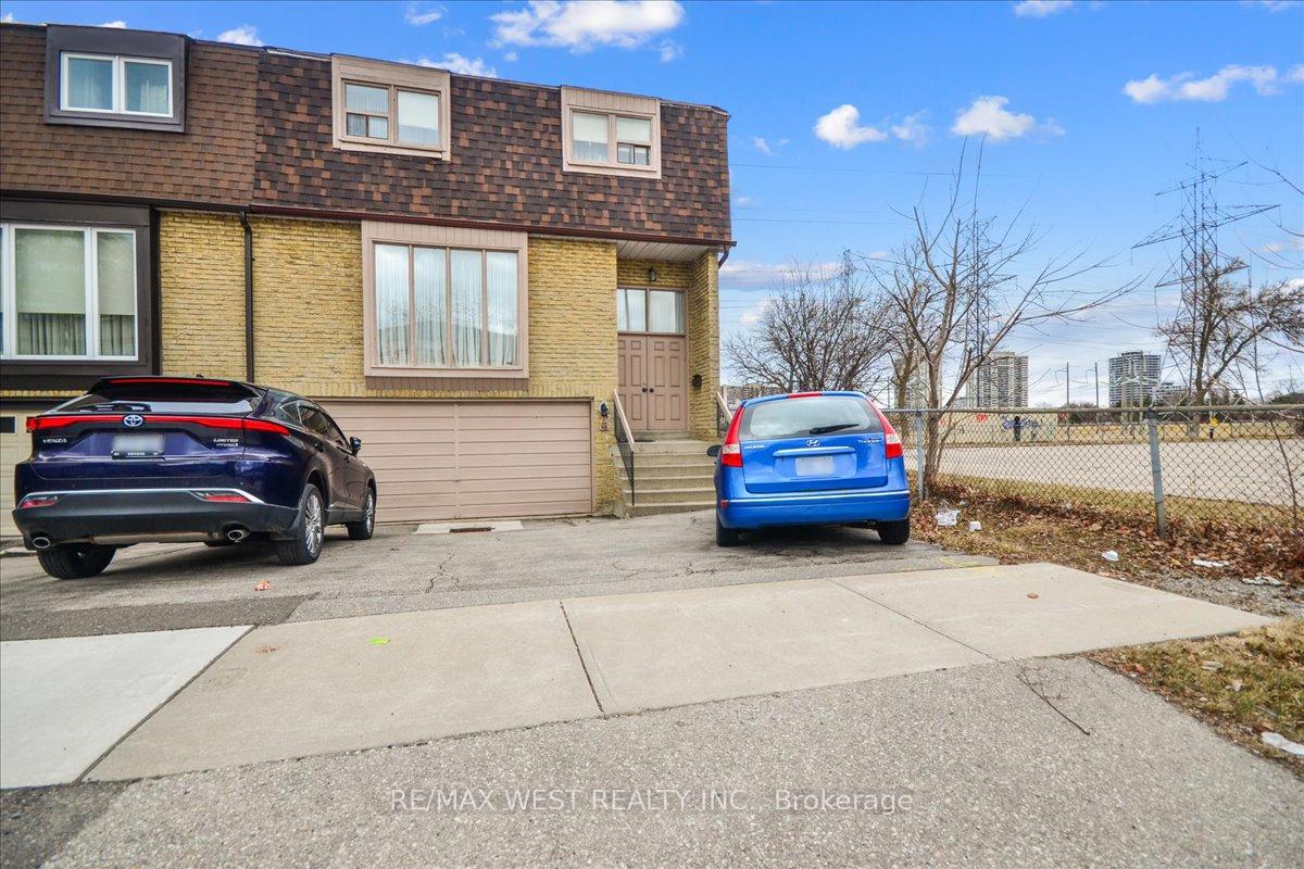 111 Dollery Court, Toronto, ON M2R 3N9