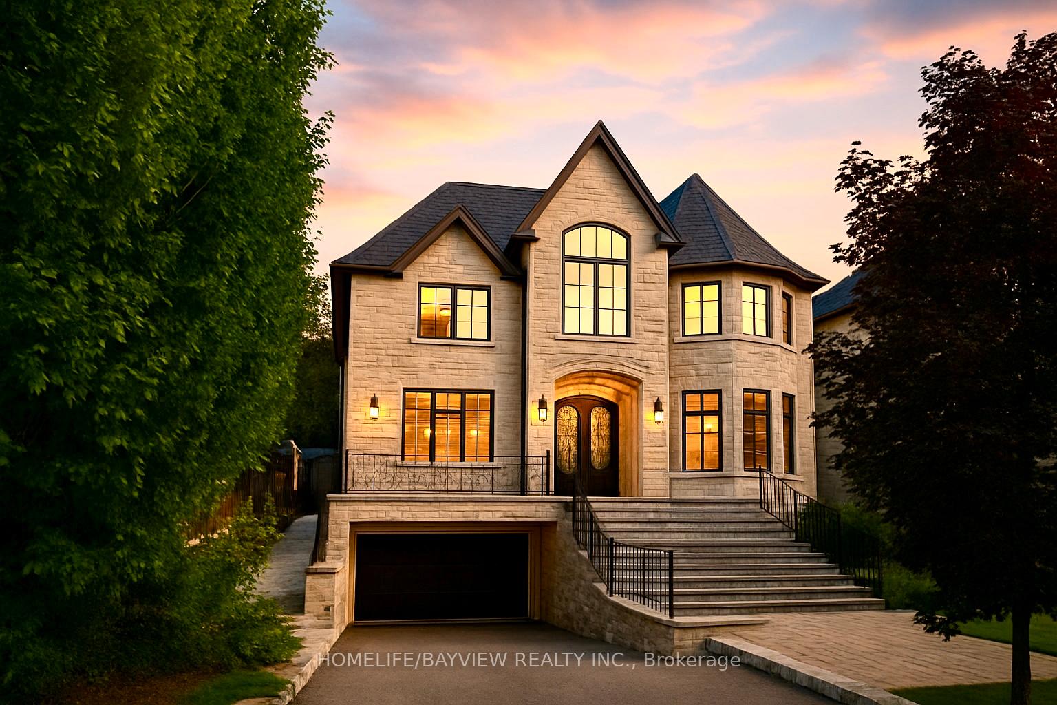 111 Hillview Road, Aurora, ON L4G 2M6