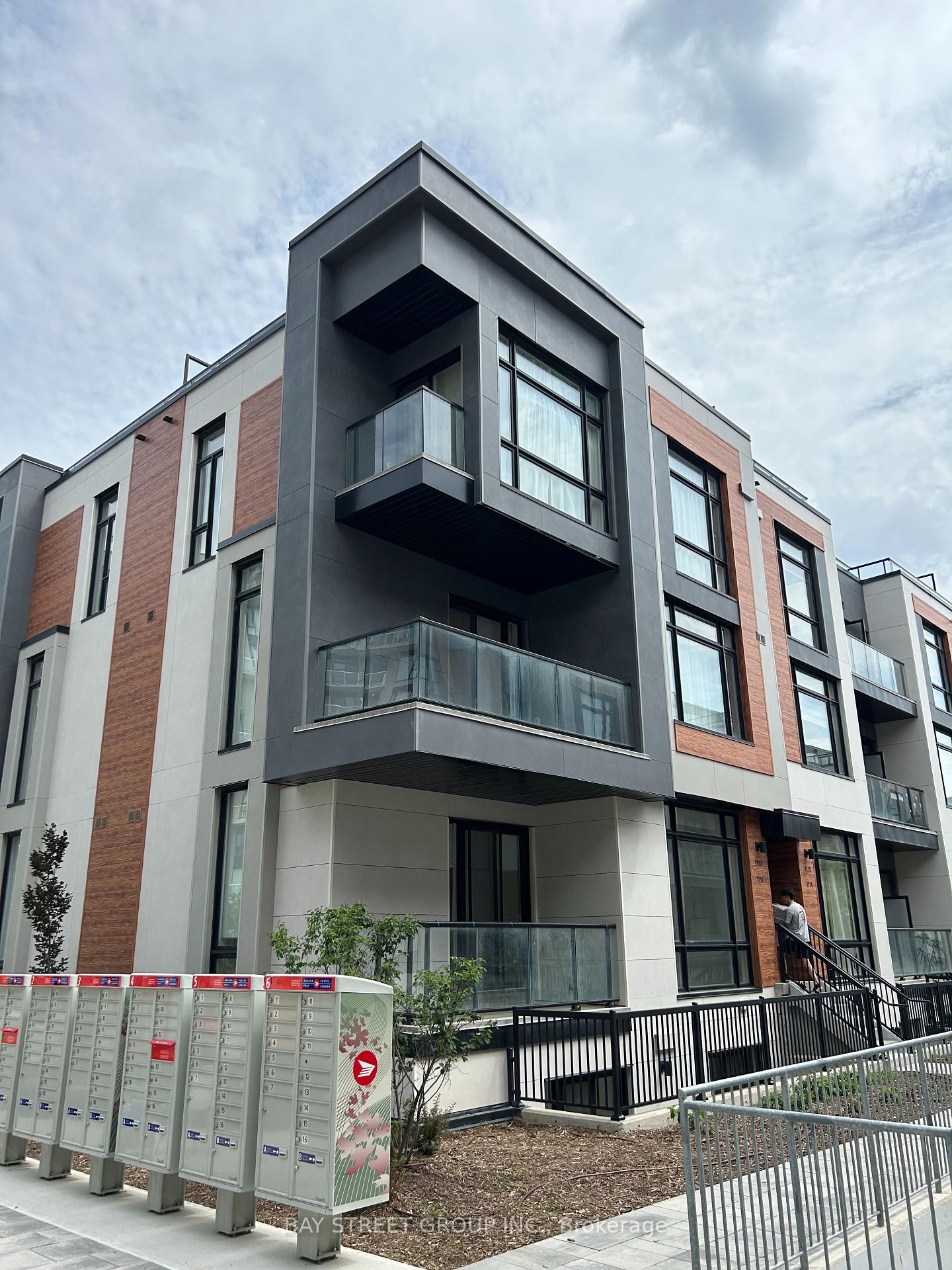 1116 - 12 David Eyer Road, Richmond Hill, ON L4S 0N4