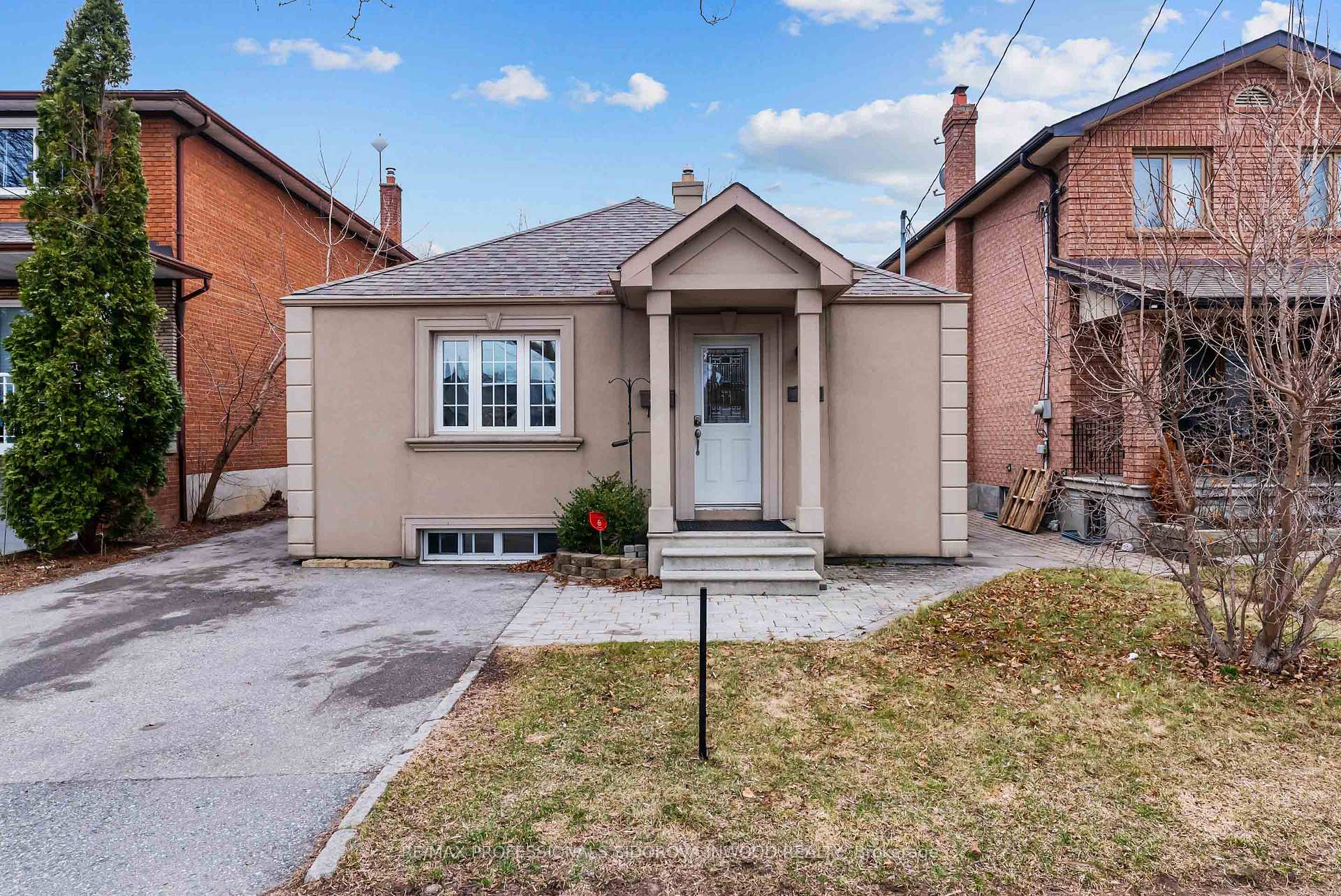 112 Foch Avenue, Toronto, ON M8W 3Y1