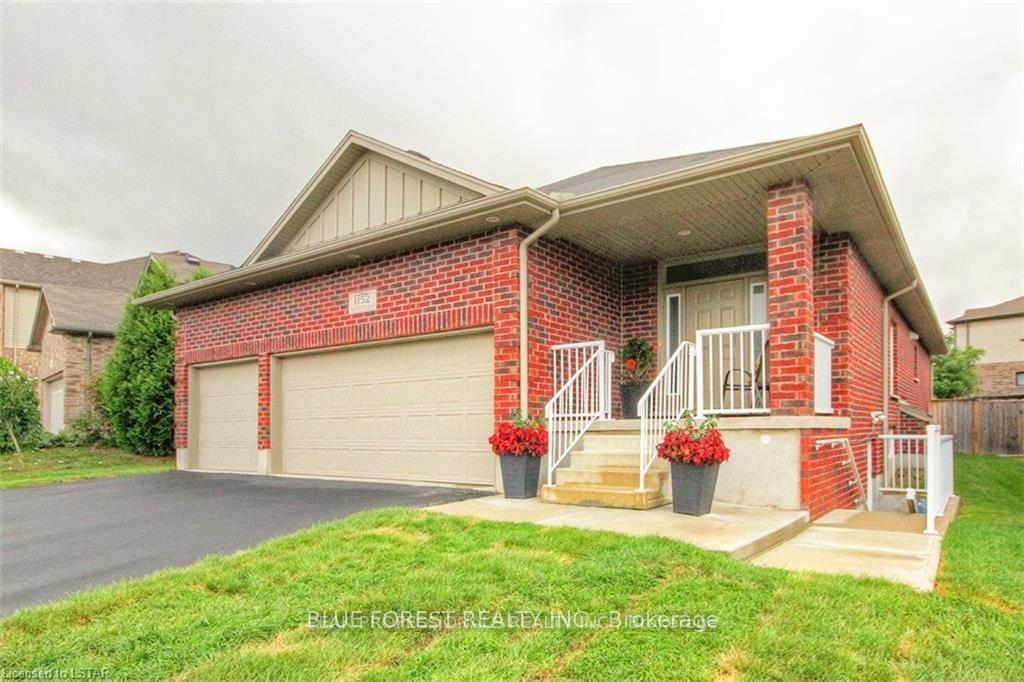 1152 OAKCROSSING Road, London North, ON N6H 0E9