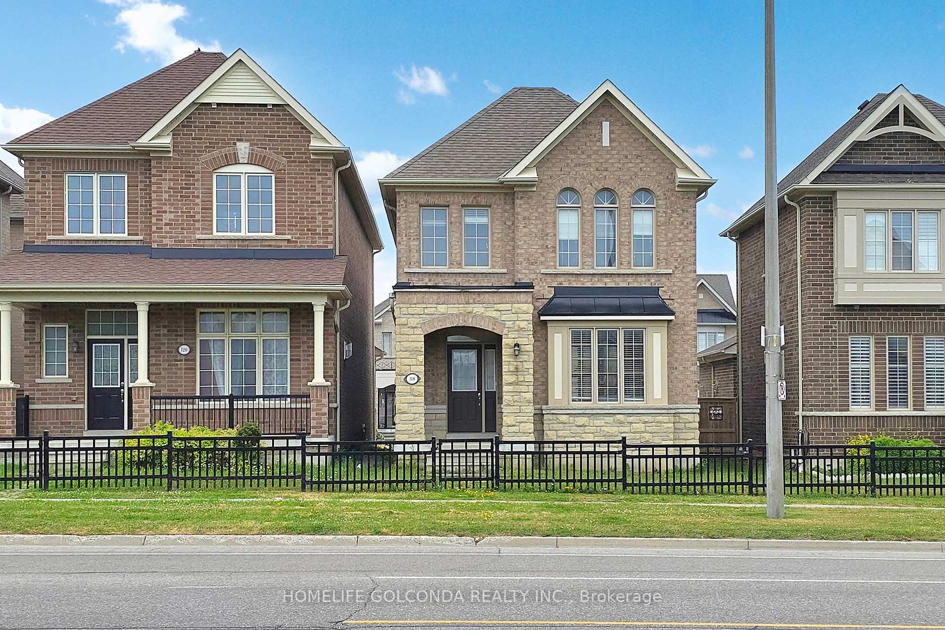 118 Braebrook Drive, Whitby, ON L1R 0M9