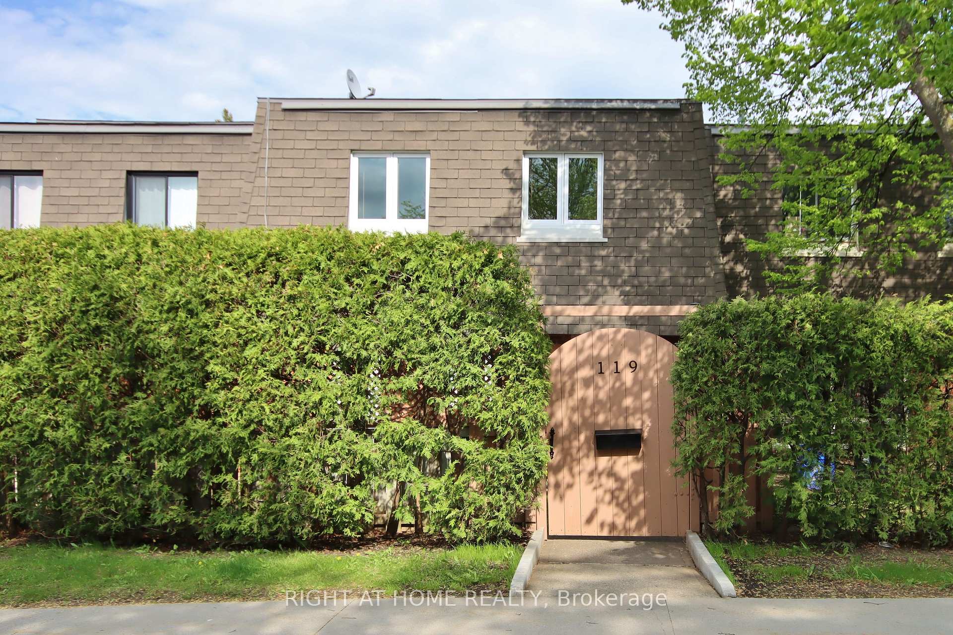 119 Royalton Private, Hunt Club - Windsor Park Village and Area, ON K1V 9S4