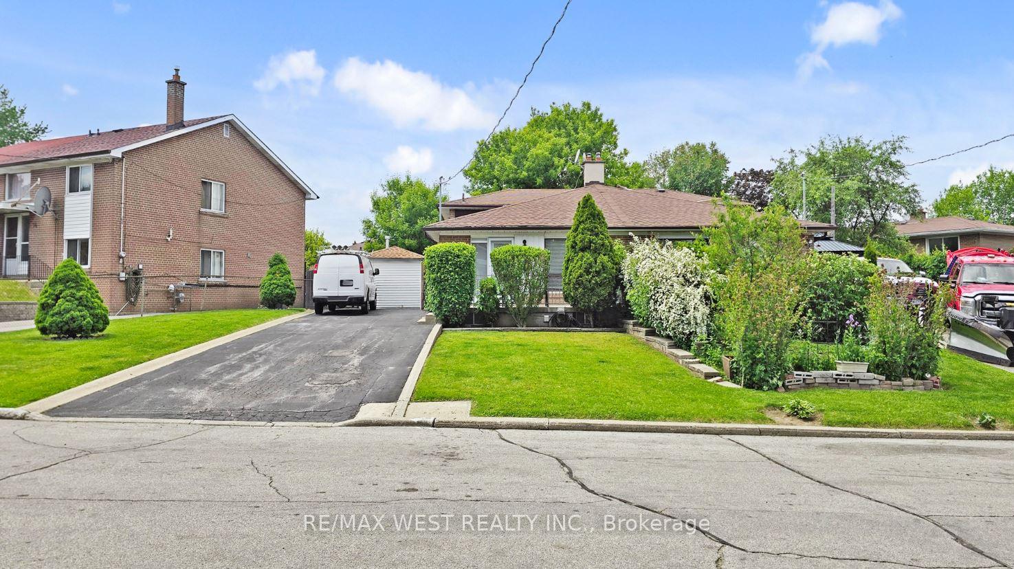 12 Franson Crescent, Toronto, ON M9M 1T7