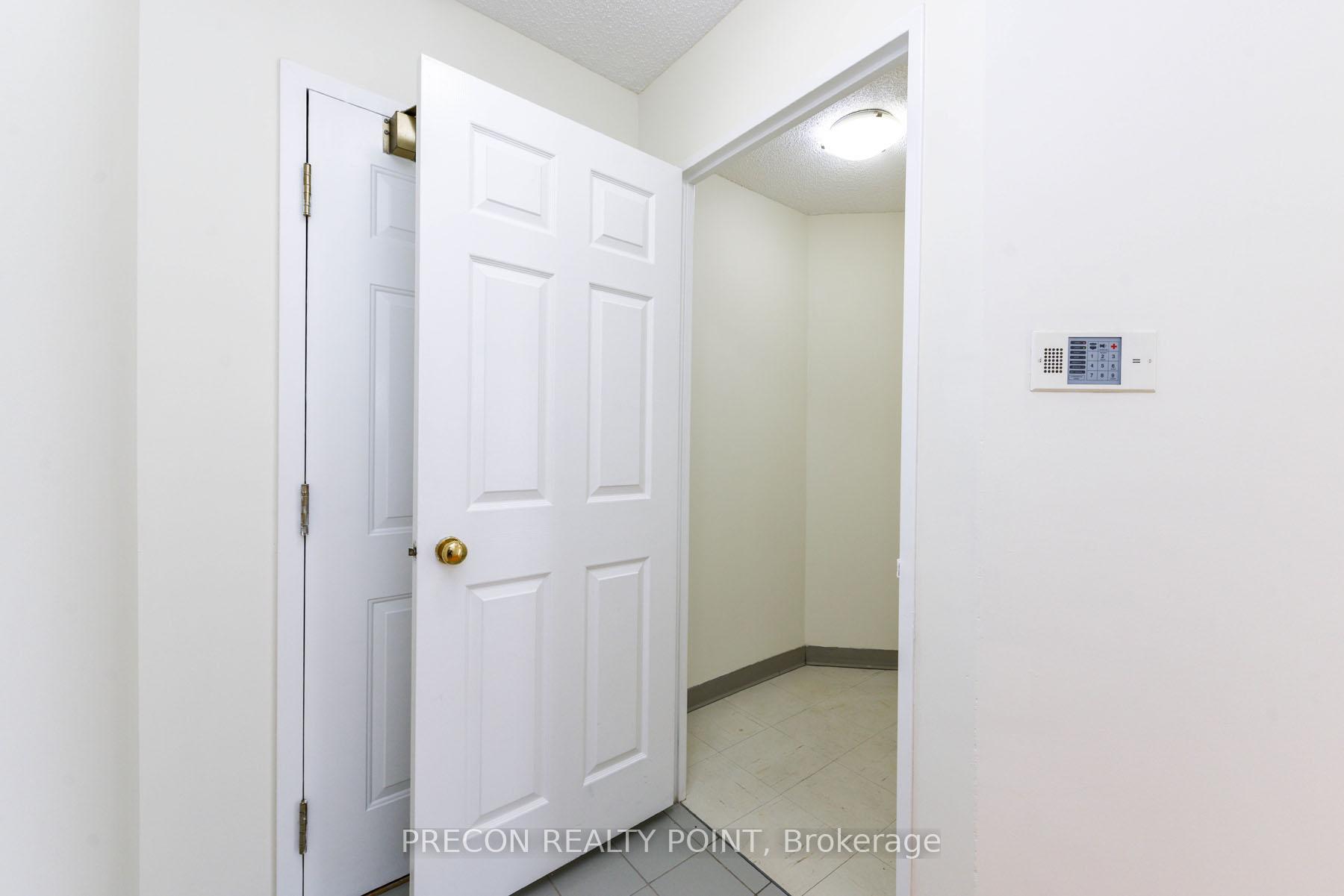 1205 - 250 Webb Drive, Mississauga, ON L5B 3Z4