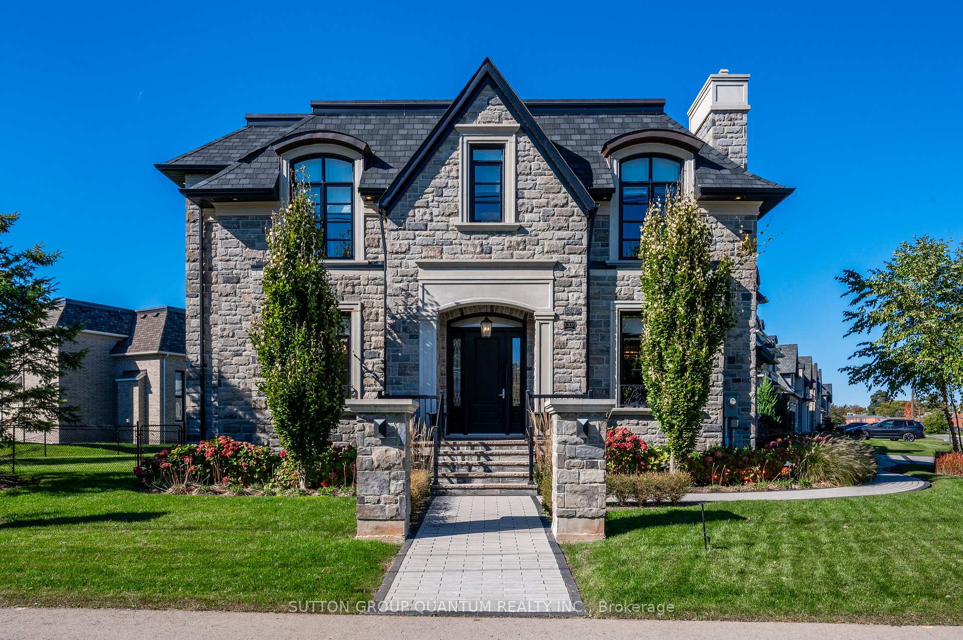 1207 Lakeshore Road W, Oakville, ON L6L 1E7