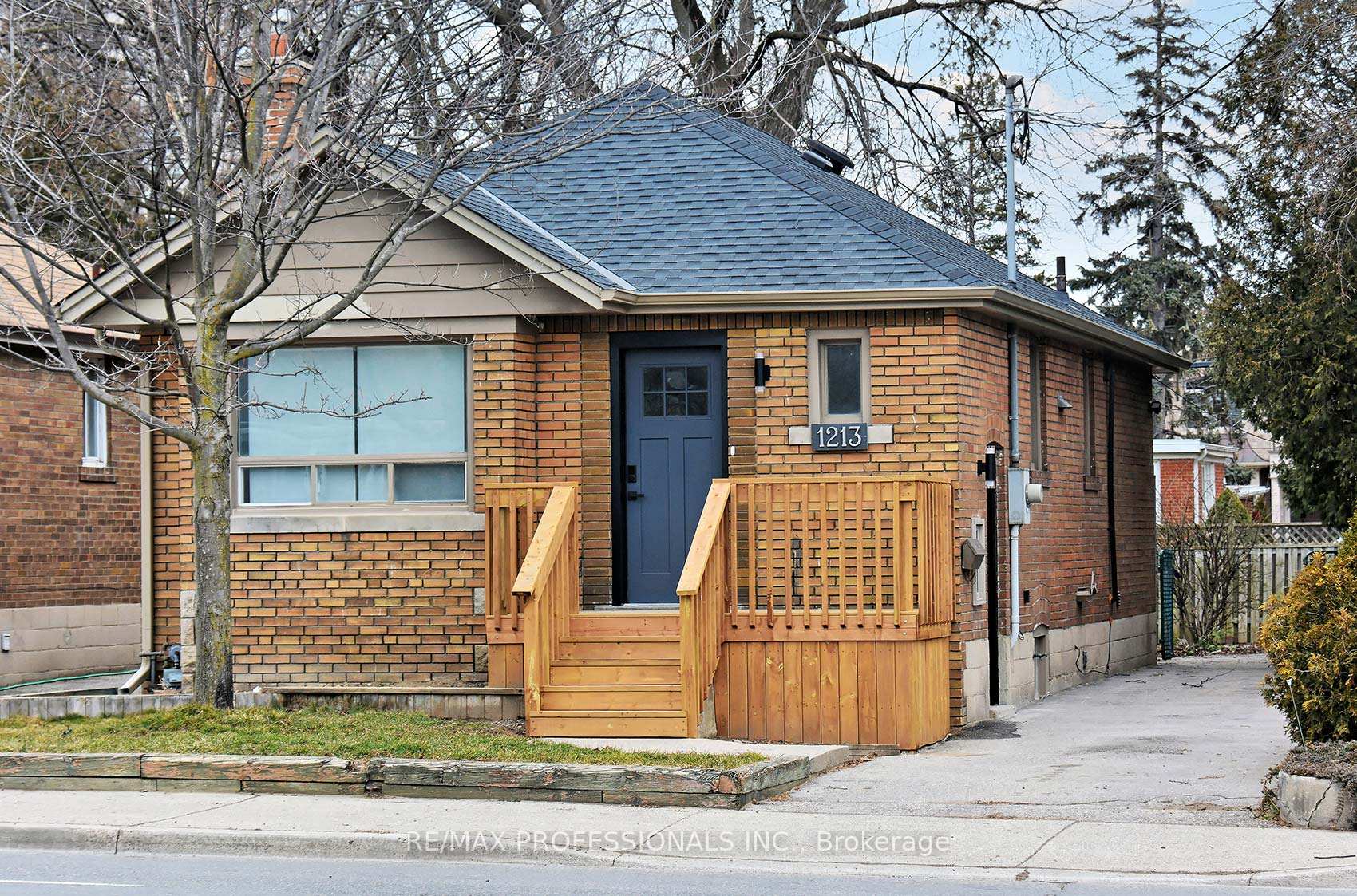 1213 Islington Avenue, Toronto, ON M8Z 4T2